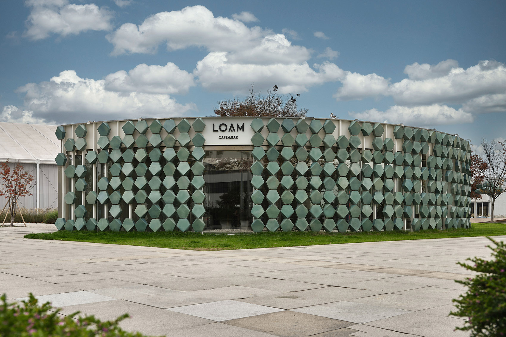 “Walking To The Green Maple” – LOAM cafe&bar, China by STUDIO8 - 谷德设计网