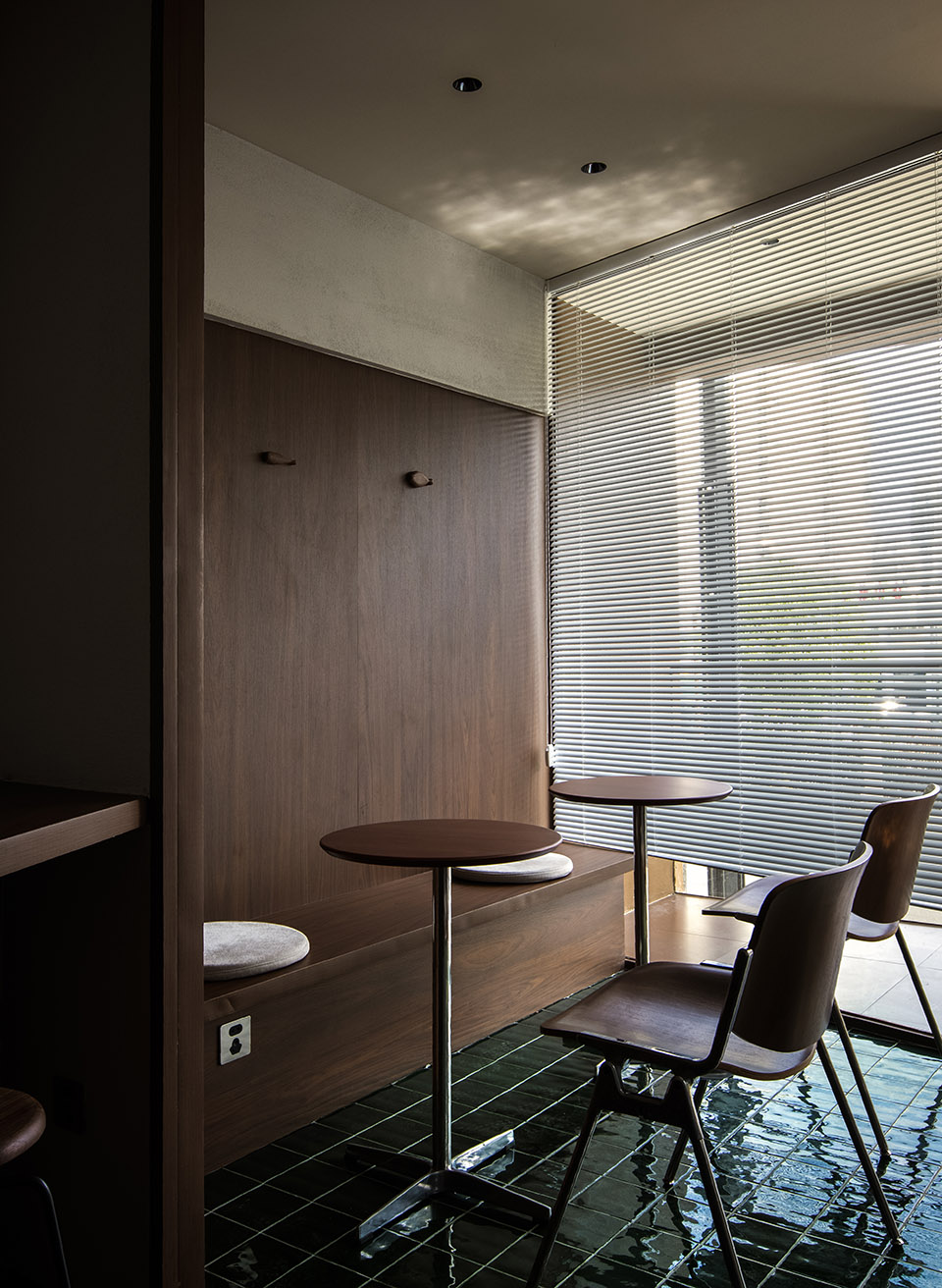 Vertical coffee shop by Nine Pick Design - 谷德设计网