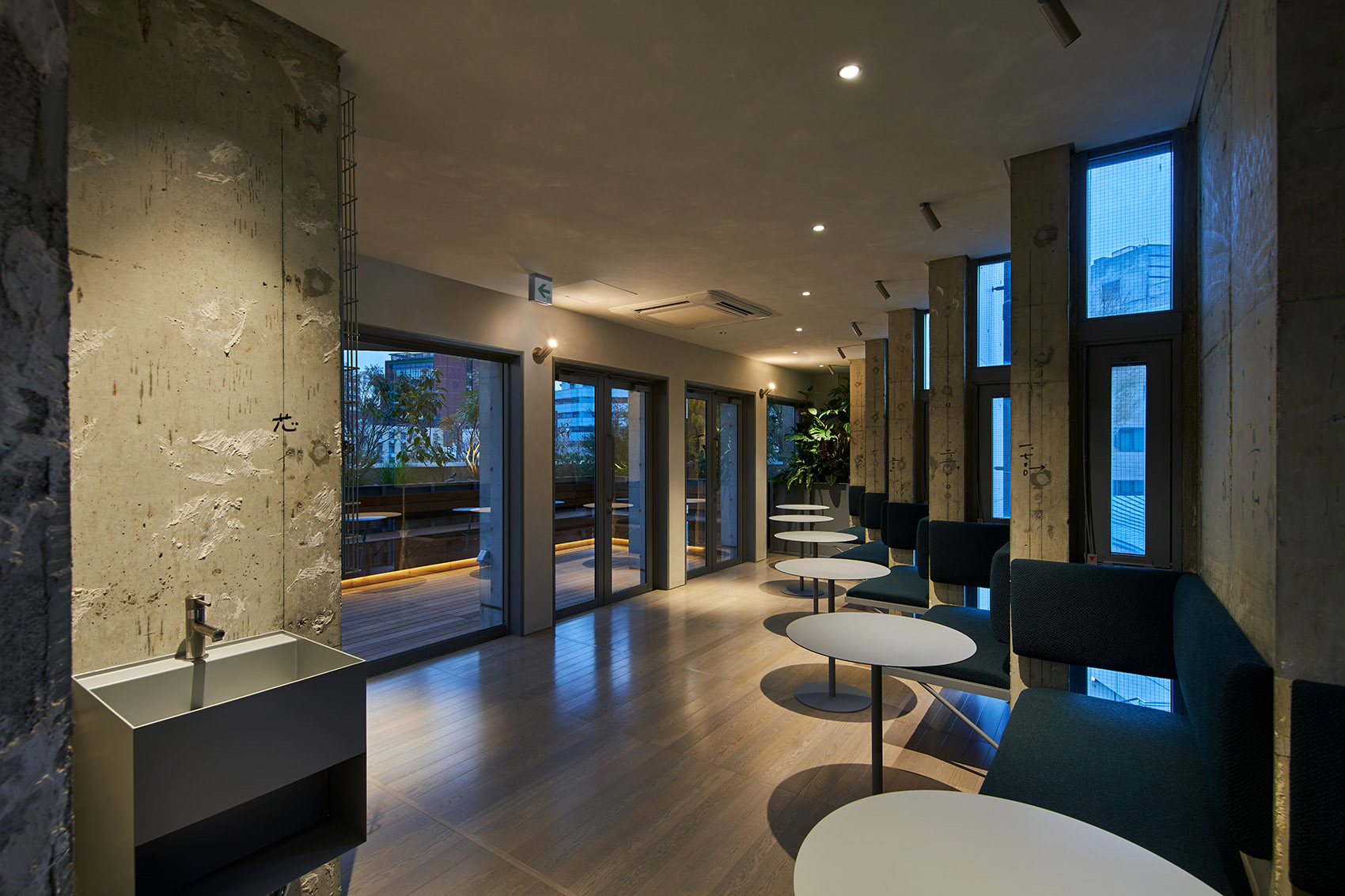 Kuwasawa Design School new educational facility by moss. - 谷德设计网