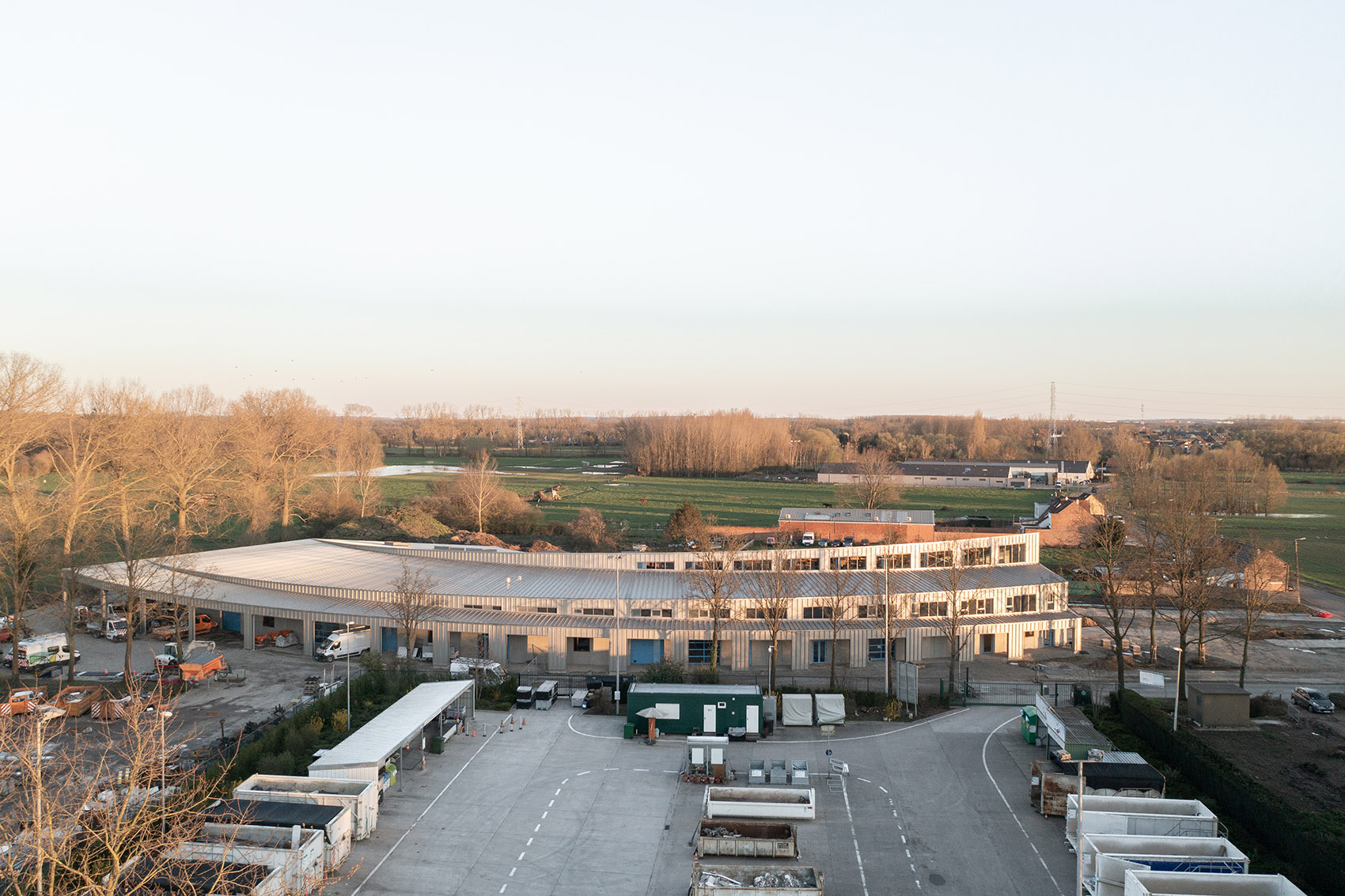 Zemst: workshop and office spaces by WE-S architects - 谷德设计网