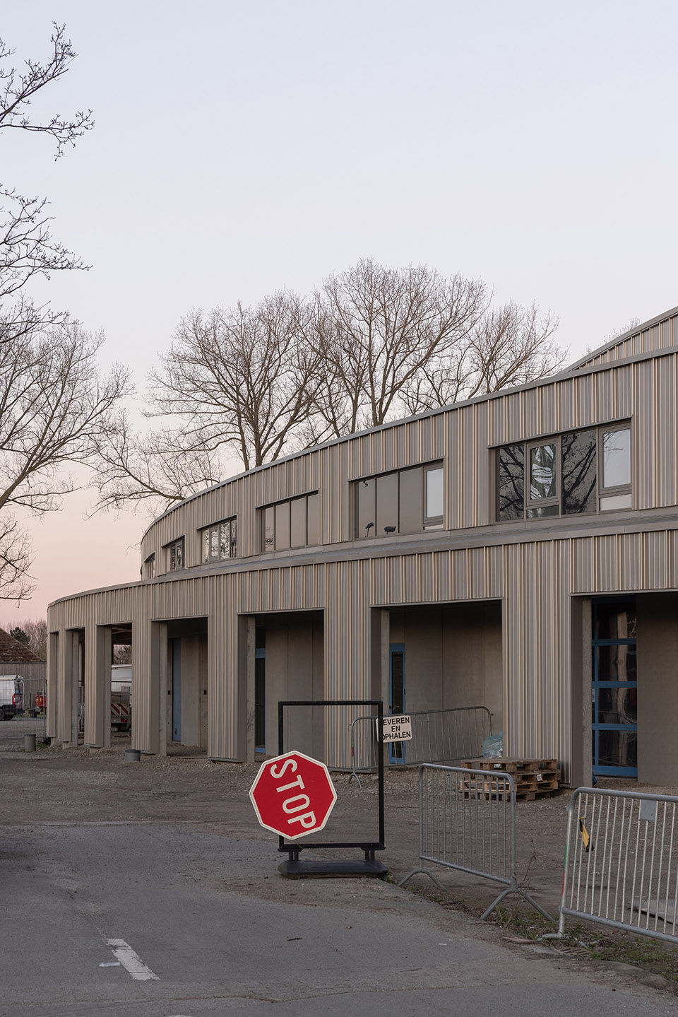 Zemst: workshop and office spaces by WE-S architects - 谷德设计网