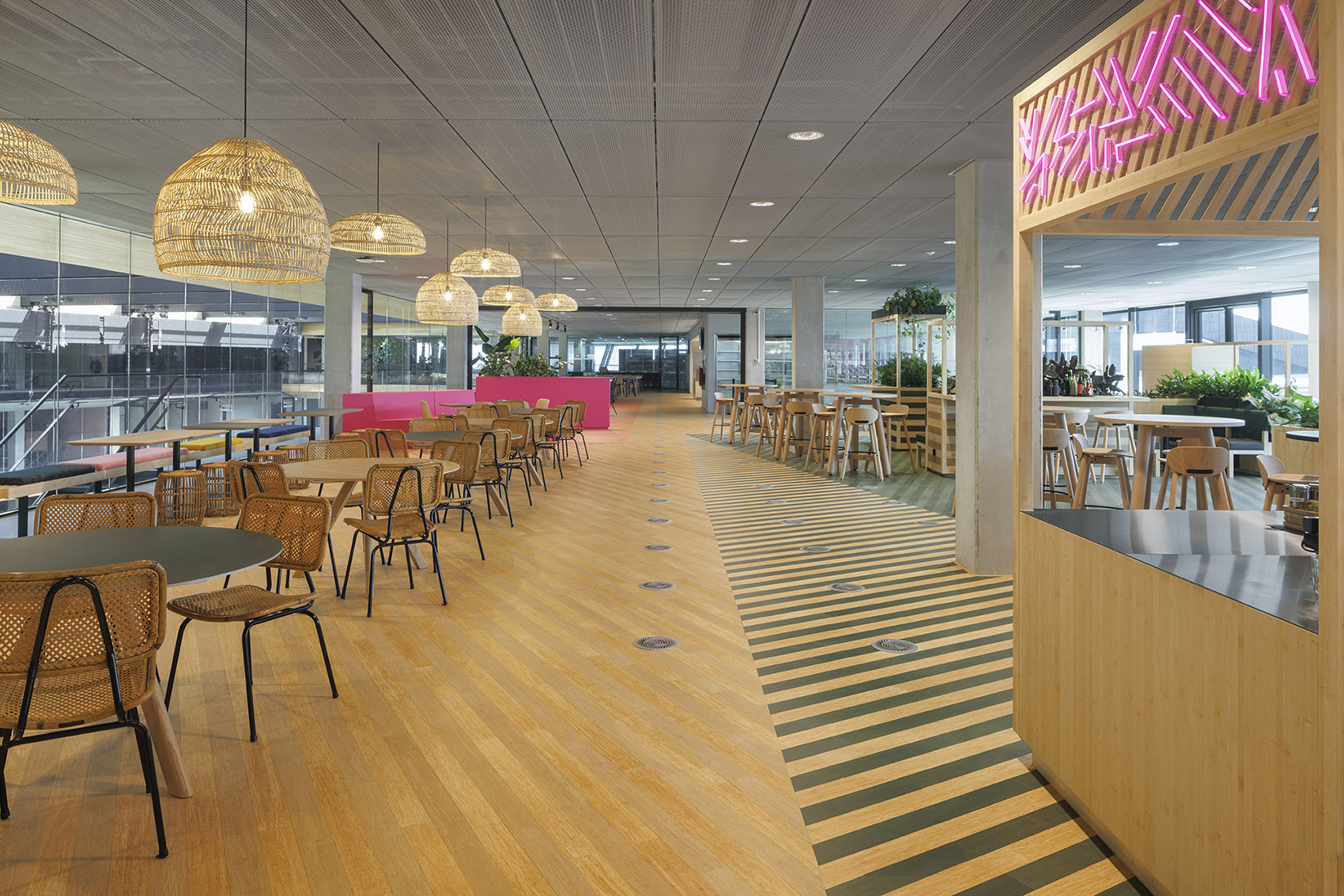 Booking.com City Campus / UNStudio + HofmanDujardin - 谷德设计网