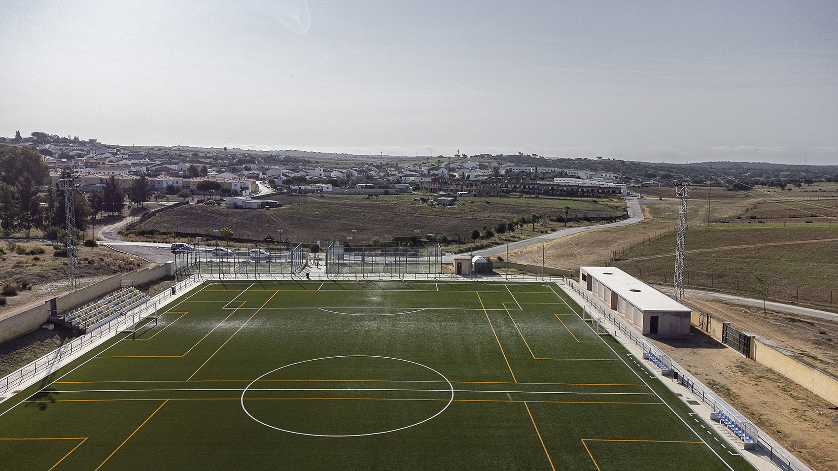 Changing Room And Auxiliary Services Building by Liangliang Chen + Sergio Mota - 谷德设计网