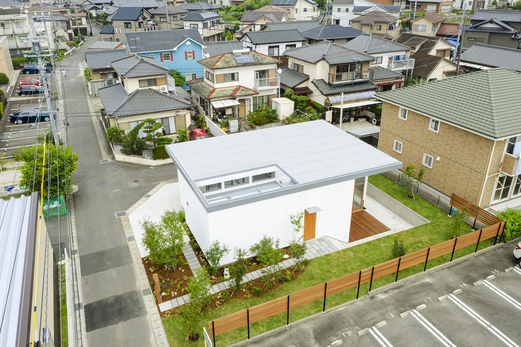 House with Hooked Multi-Level Crossing by ihrmk - 谷德设计网