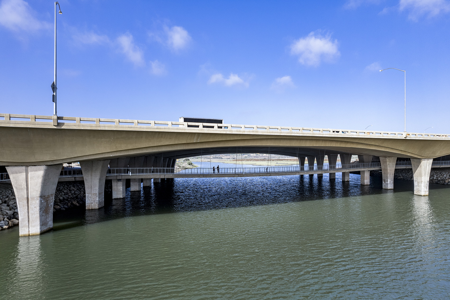 San Elijo Lagoon Pedestrian Bridge by Safdie Rabines Architects - 谷德设计网