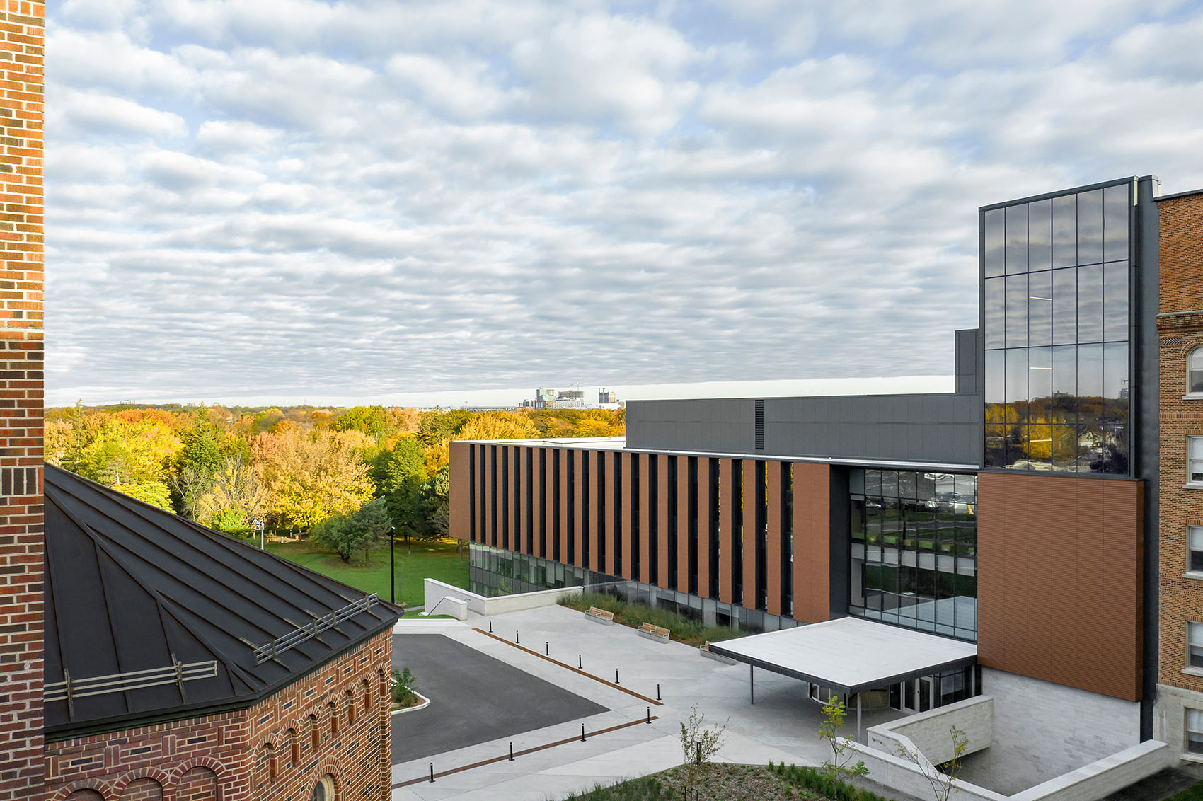 Luminous Expansion for Hôpital du Sacré-Cœur-de-Montréal by Provencher_Roy & Yelle Maillé ...
