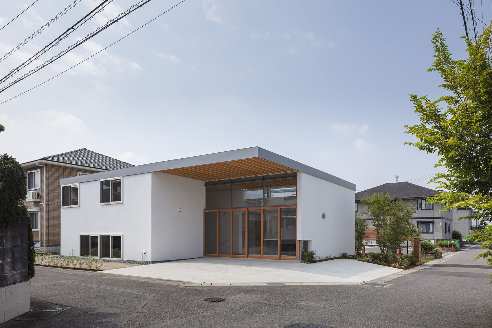 House with Hooked Multi-Level Crossing by ihrmk - 谷德设计网