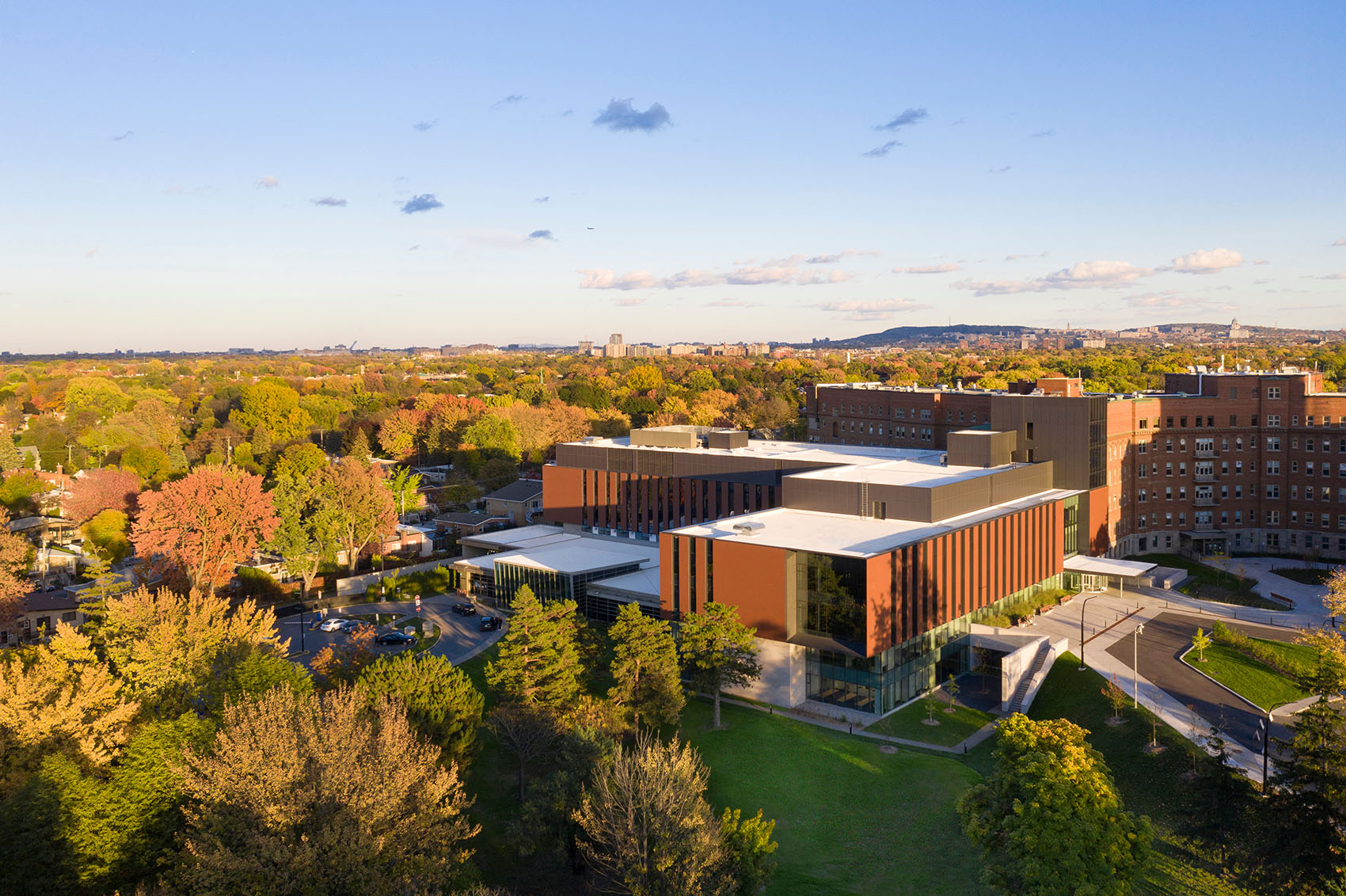 Luminous Expansion for Hôpital du Sacré-Cœur-de-Montréal by Provencher_Roy & Yelle Maillé ...