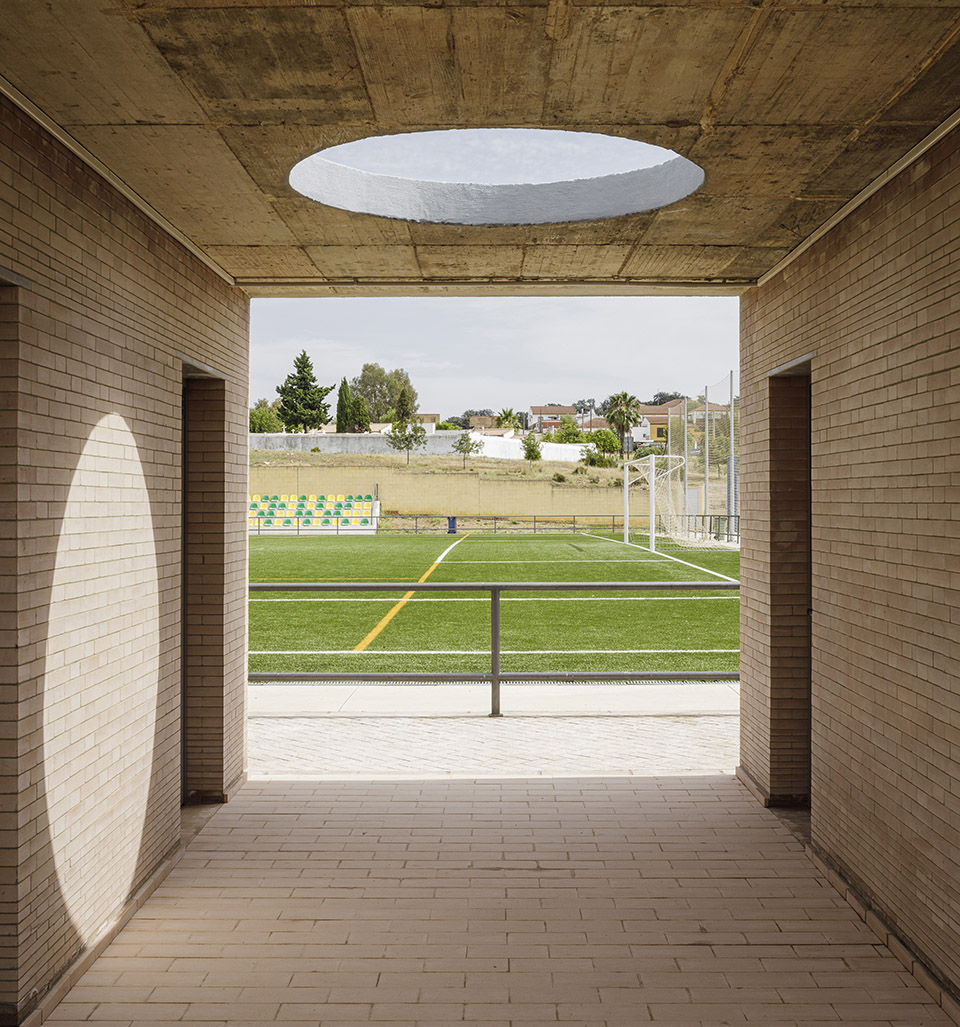 Changing Room And Auxiliary Services Building by Liangliang Chen + Sergio Mota - 谷德设计网