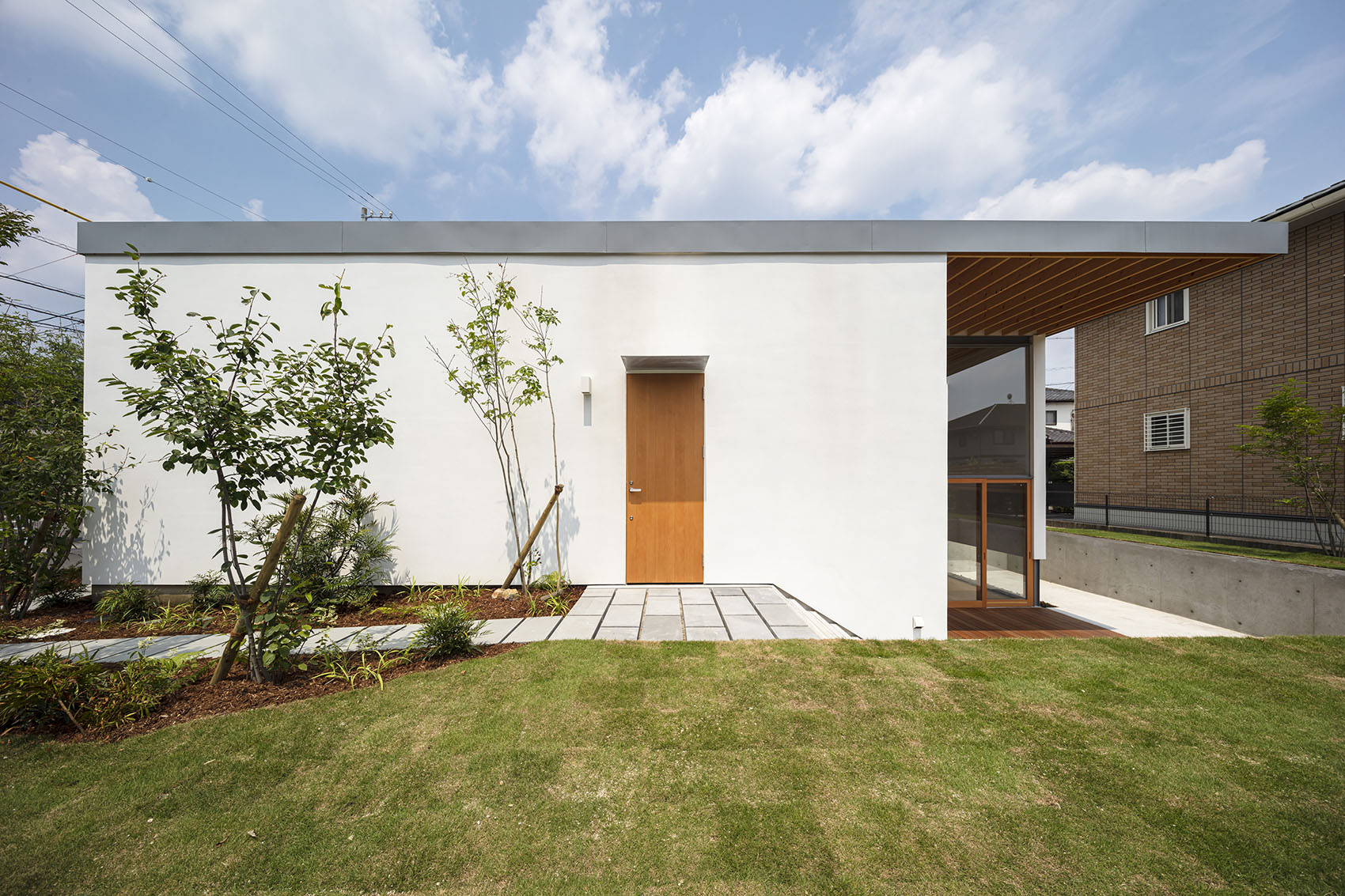 House with Hooked Multi-Level Crossing by ihrmk - 谷德设计网