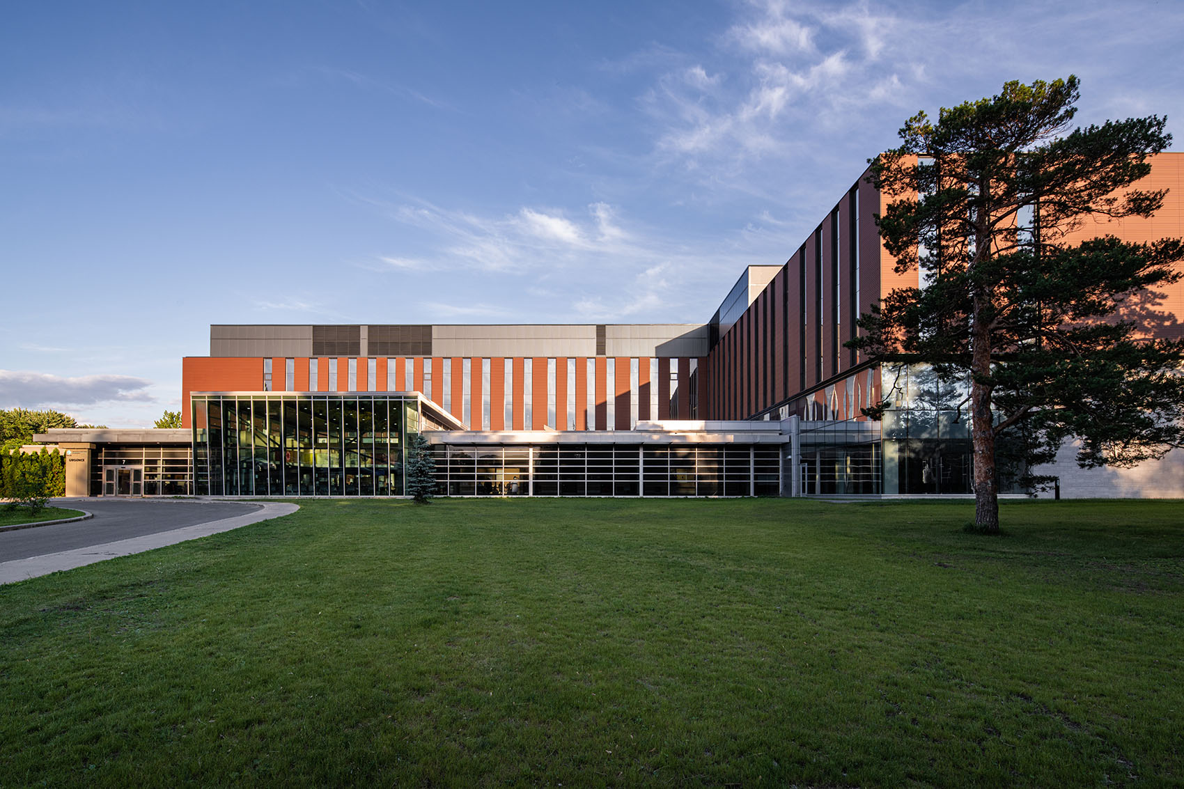 Luminous Expansion for Hôpital du Sacré-Cœur-de-Montréal by Provencher_Roy & Yelle Maillé ...