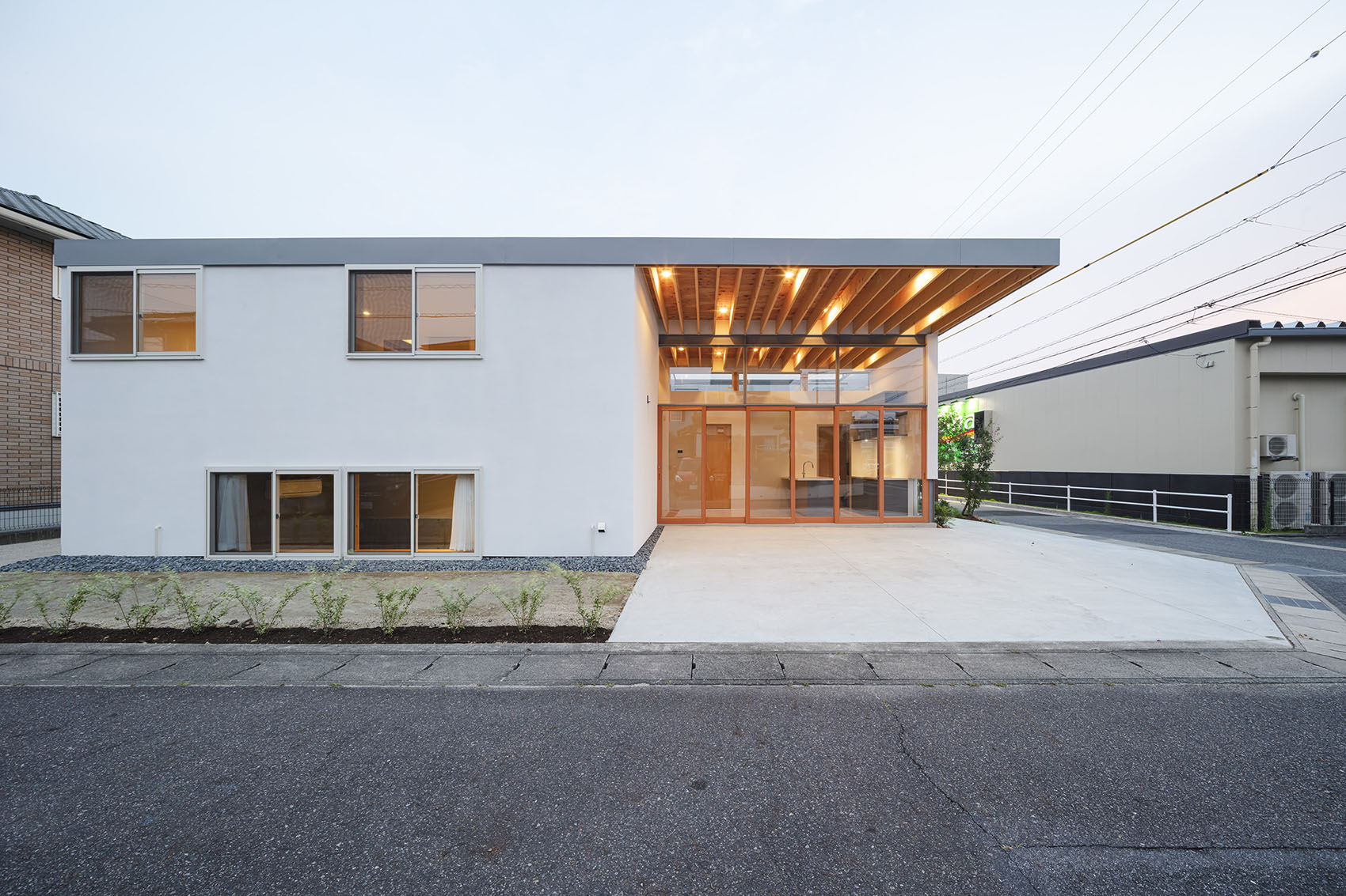 House with Hooked Multi-Level Crossing by ihrmk - 谷德设计网