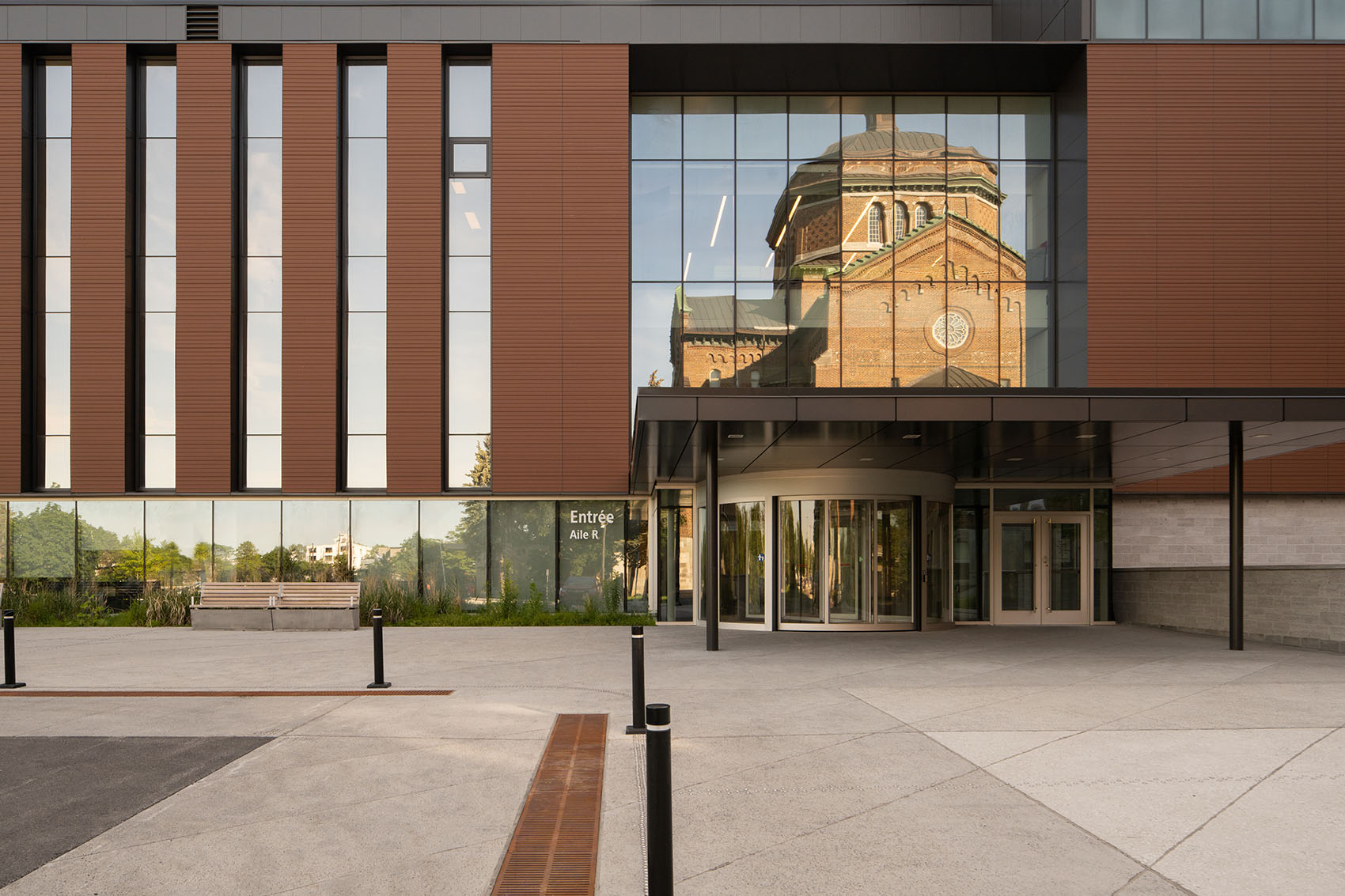 Luminous Expansion for Hôpital du Sacré-Cœur-de-Montréal by Provencher_Roy & Yelle Maillé ...