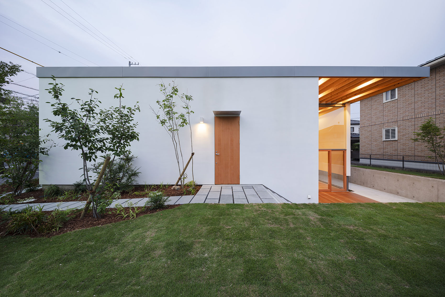 House with Hooked Multi-Level Crossing by ihrmk - 谷德设计网