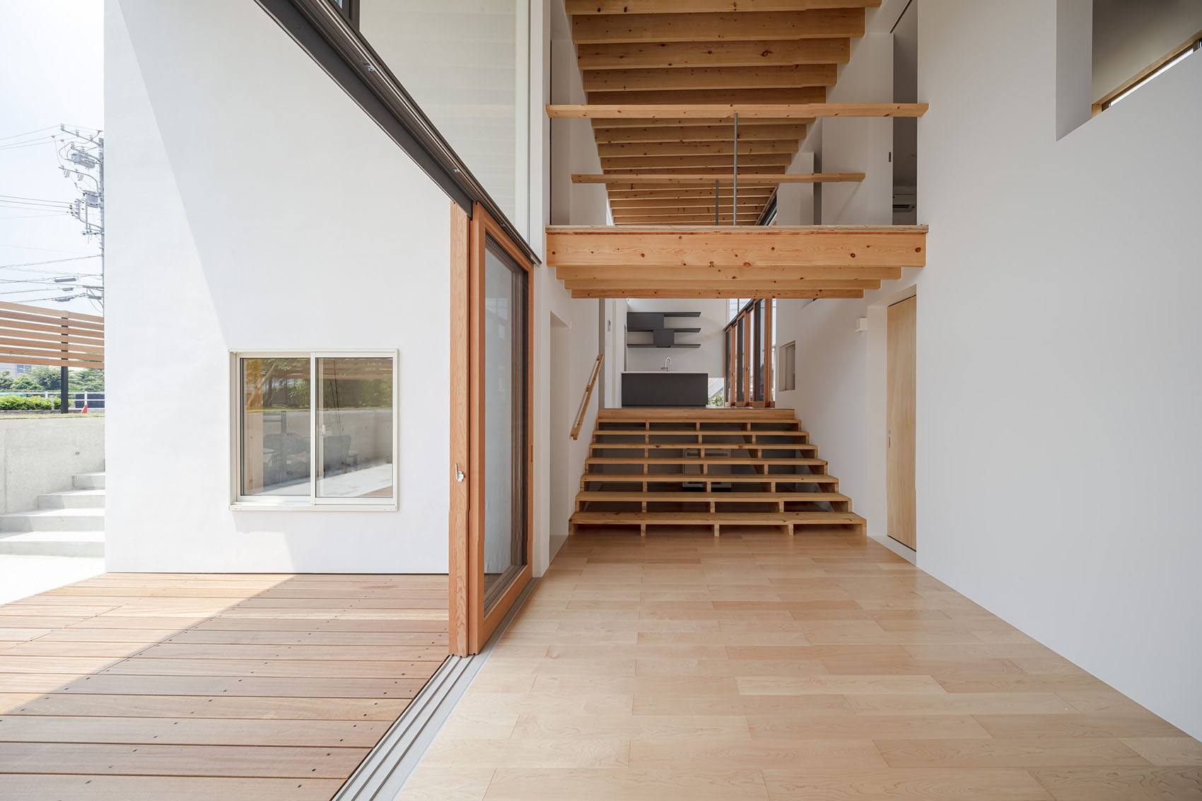 House with Hooked Multi-Level Crossing by ihrmk - 谷德设计网