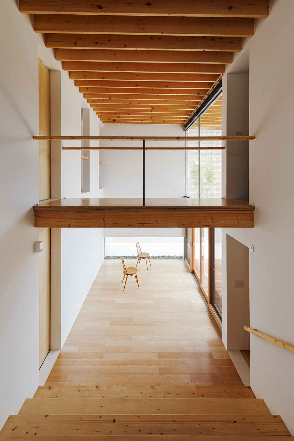 House with Hooked Multi-Level Crossing by ihrmk - 谷德设计网