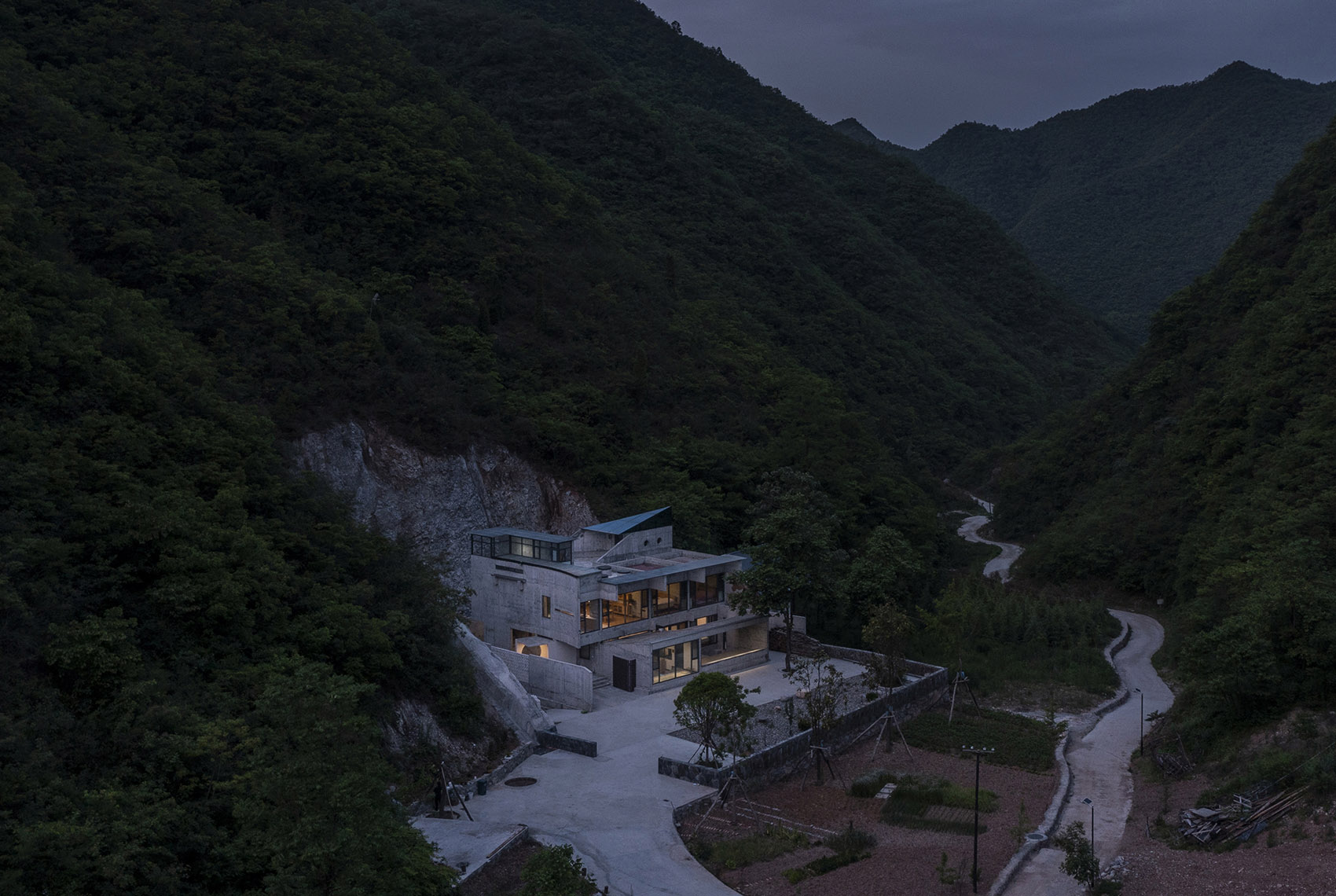Cliff House by LI WENXI Architects - 谷德设计网