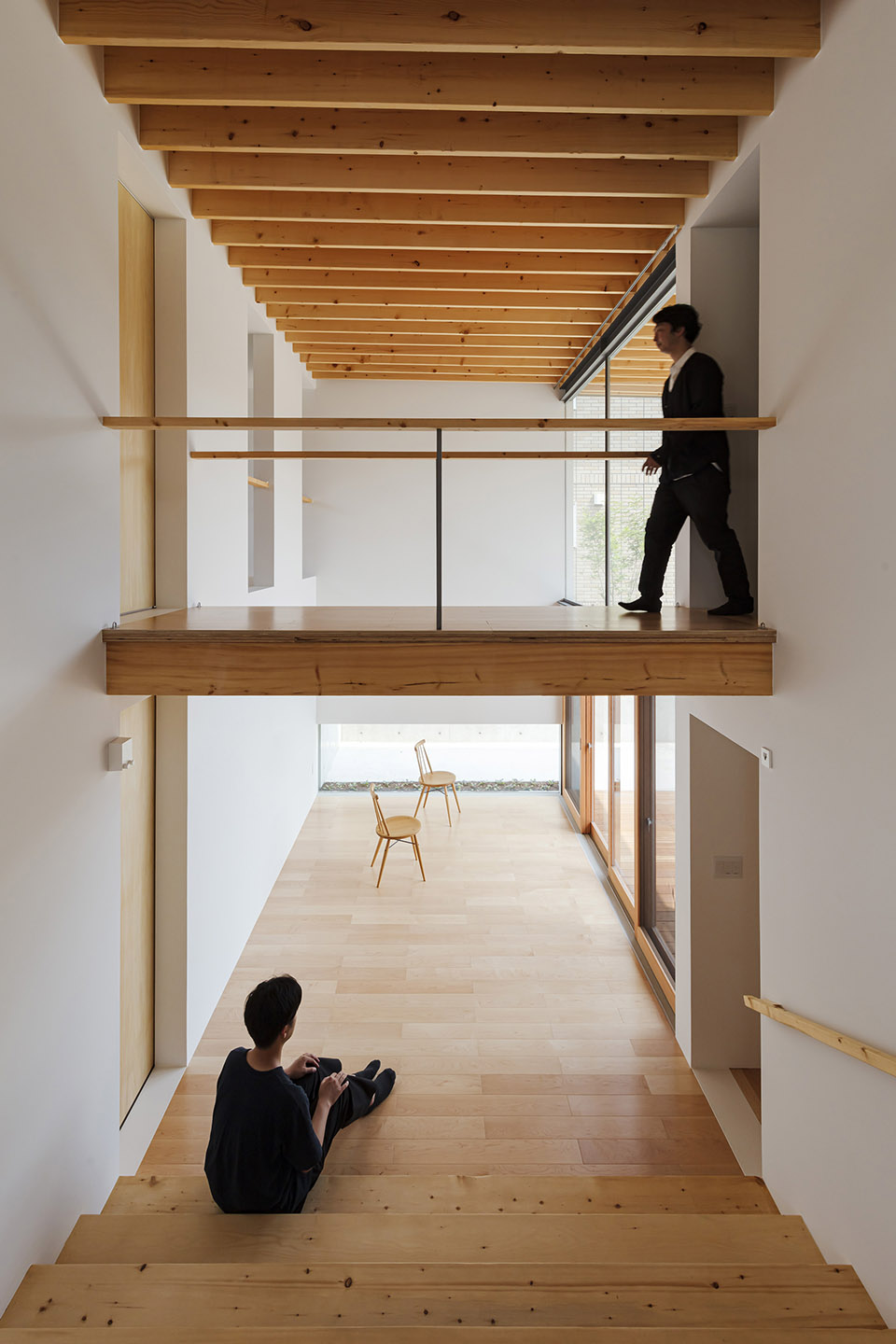 House with Hooked Multi-Level Crossing by ihrmk - 谷德设计网