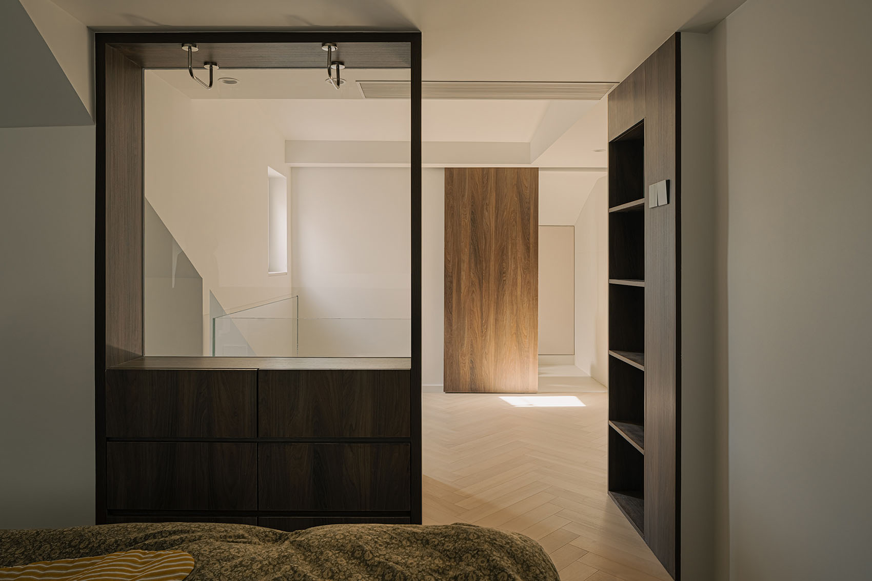 Duplex Apartment with Vertical Circulation by Qisi Design - 谷德设计网