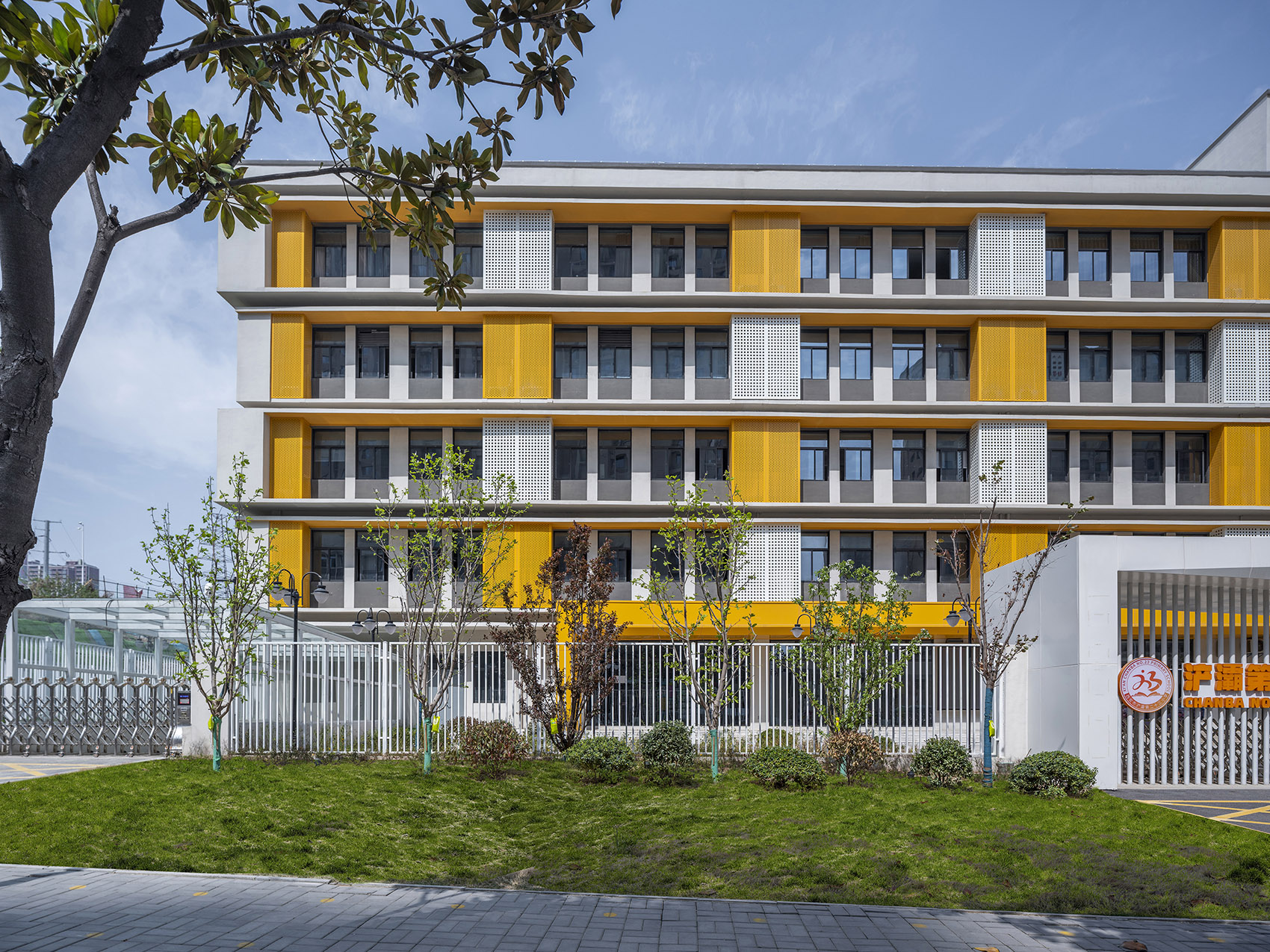 Xi’an Chanba N.23 Primary school by Sixth Architecture Design Institute ...