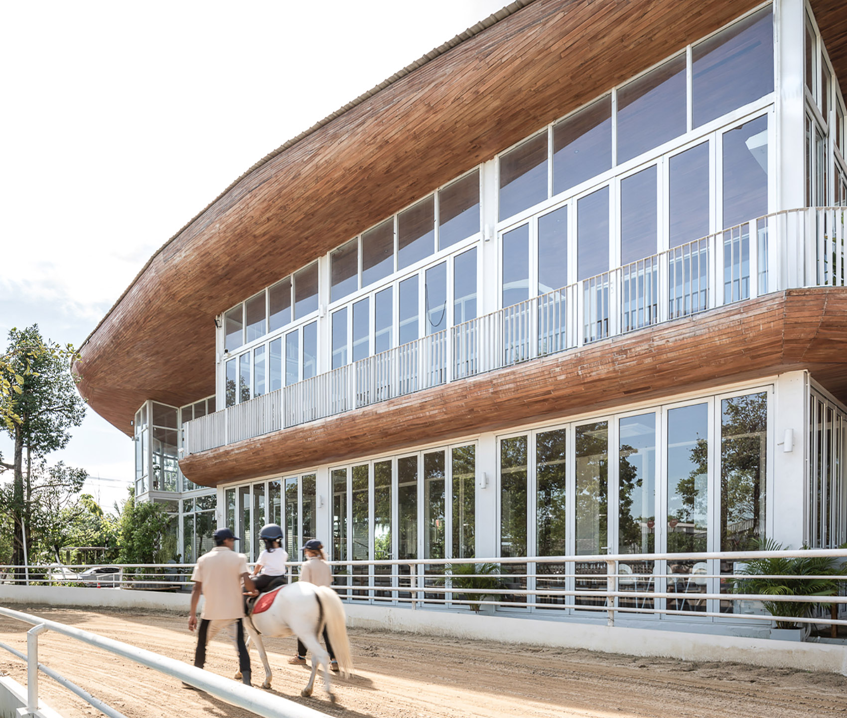 The Hay Equestrian Center and Eatery by Architectkidd - 谷德设计网