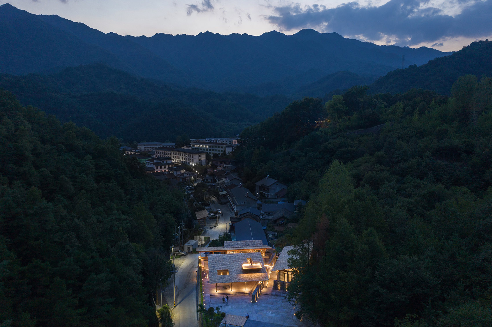 Multifunctional Service Center of Liuba Mountain Scenic Area by Shulin ...