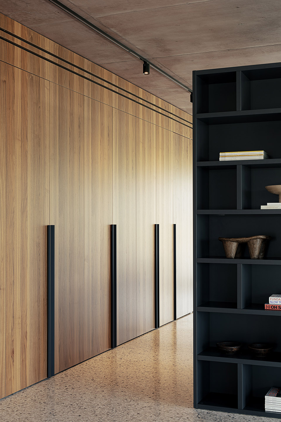211_ House with a large porch by MIDE architetti - 谷德设计网