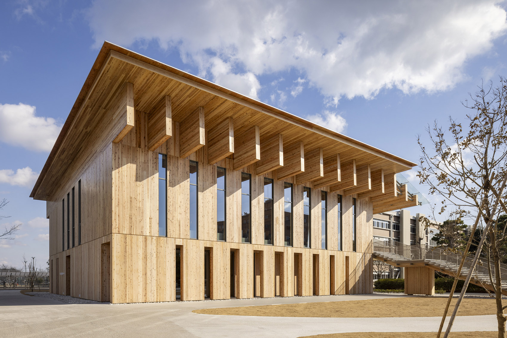 Okayama University “Okayama Visionary Commons”(OUX) by Kengo Kuma and ...