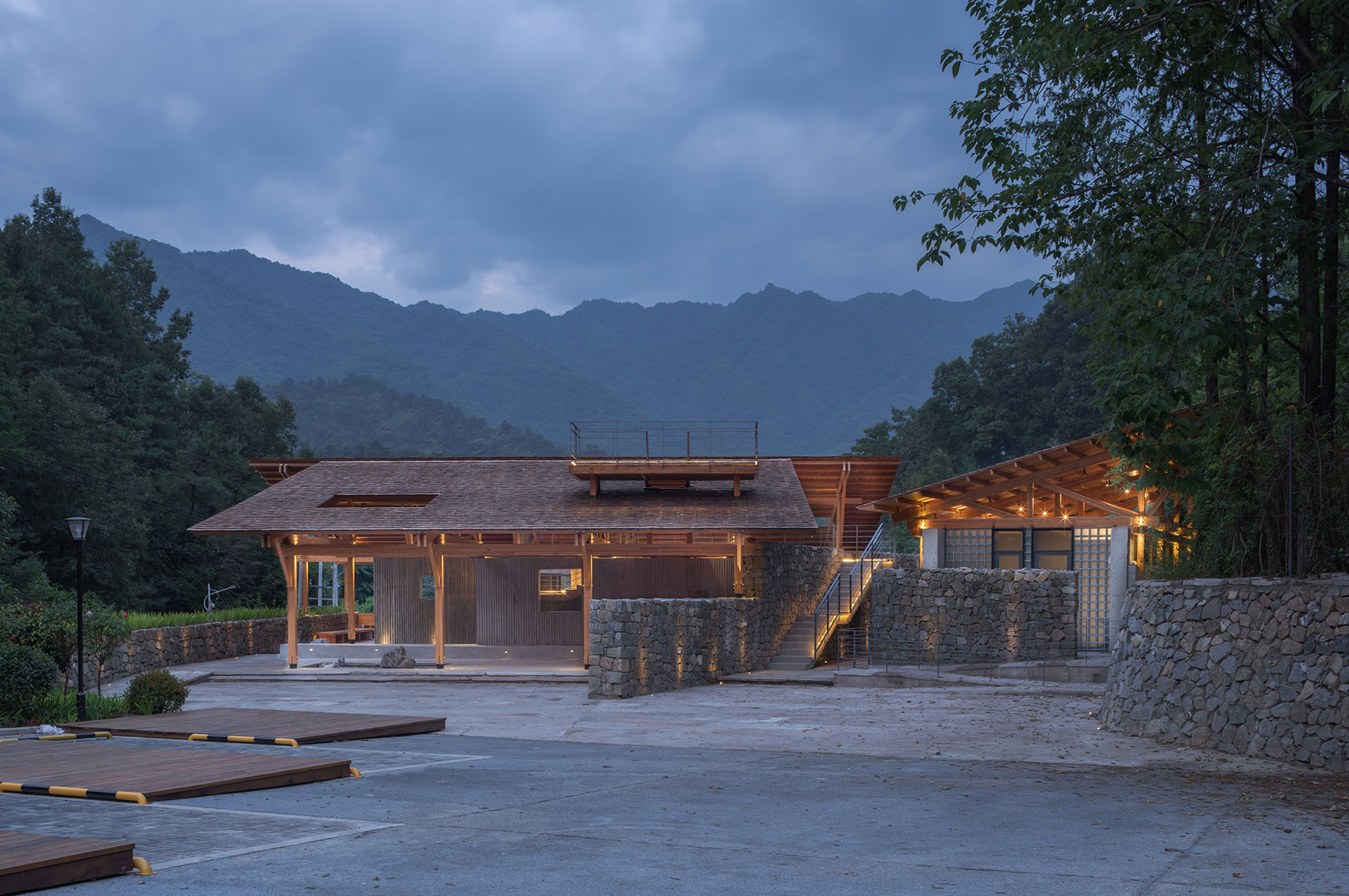 Multifunctional Service Center of Liuba Mountain Scenic Area by Shulin ...