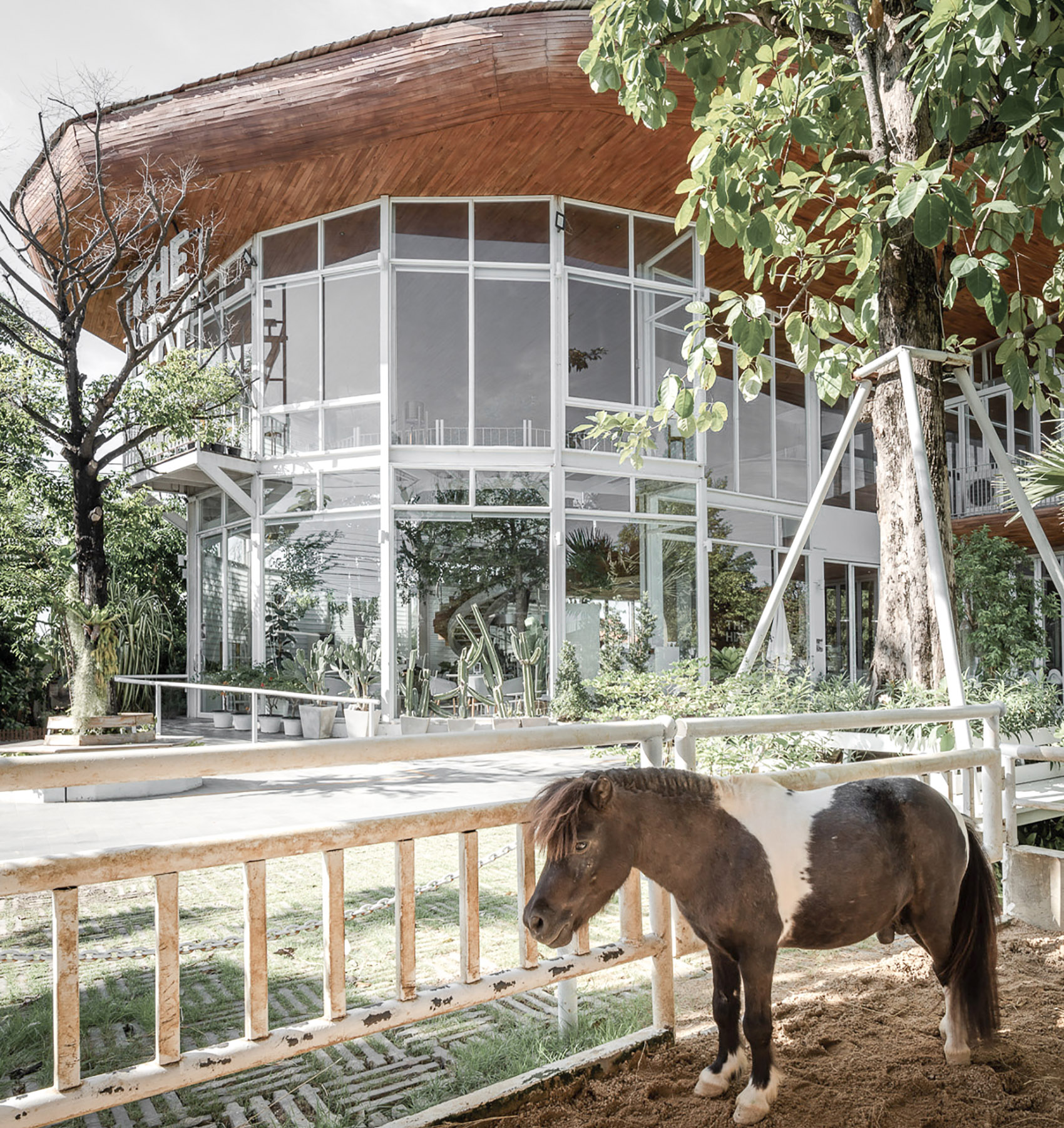 The Hay Equestrian Center and Eatery by Architectkidd - 谷德设计网
