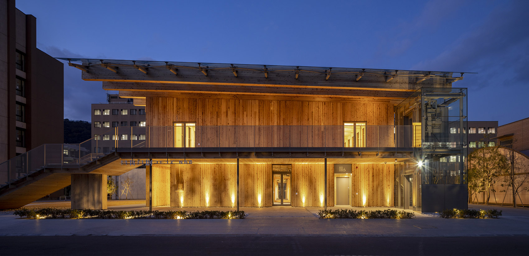 Okayama University “Okayama Visionary Commons”(OUX) by Kengo Kuma and ...