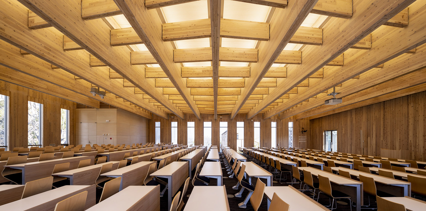Okayama University “Okayama Visionary Commons”(OUX) by Kengo Kuma and ...