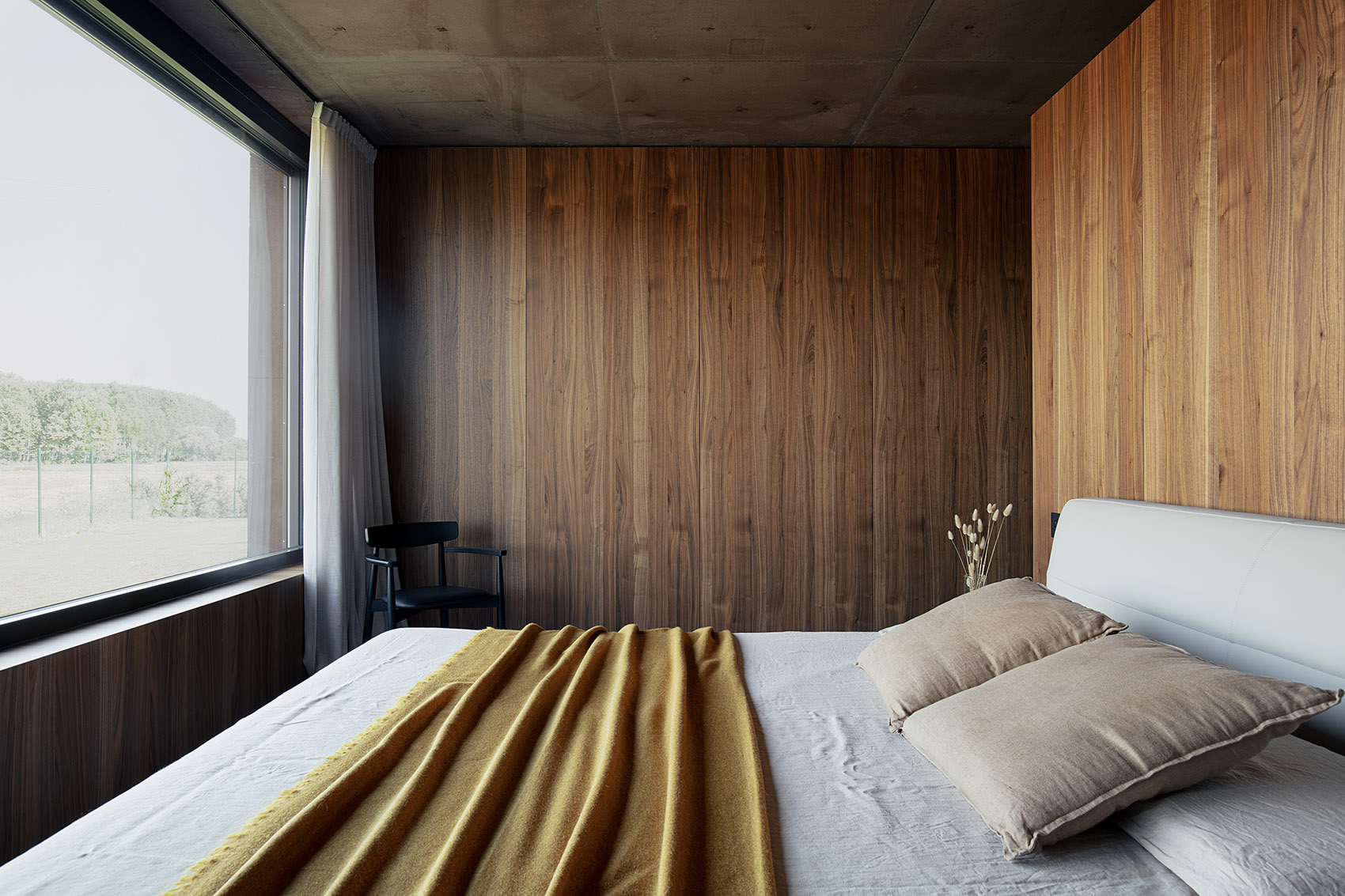 211_ House with a large porch by MIDE architetti - 谷德设计网