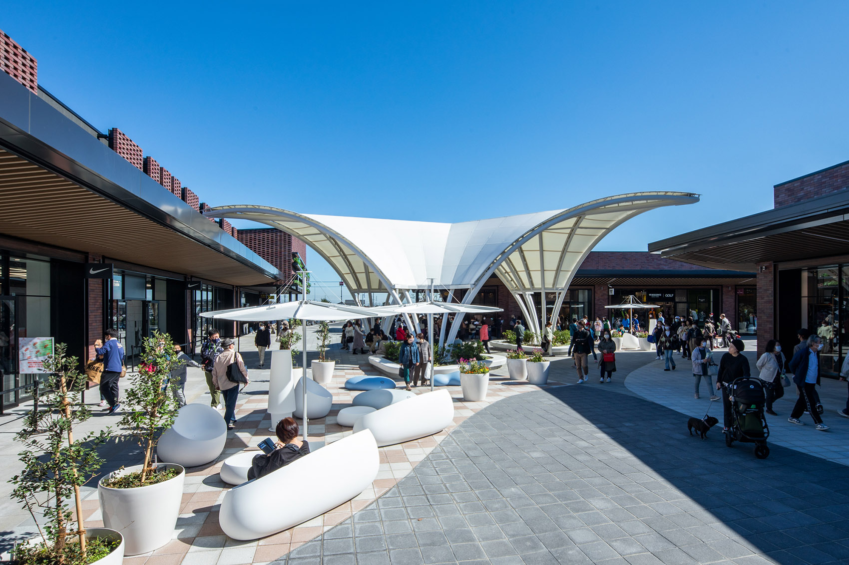 Fukaya-Hanazono Premium Outlets ® by Mitsubishi Jisho Design Inc. - 谷德设计网