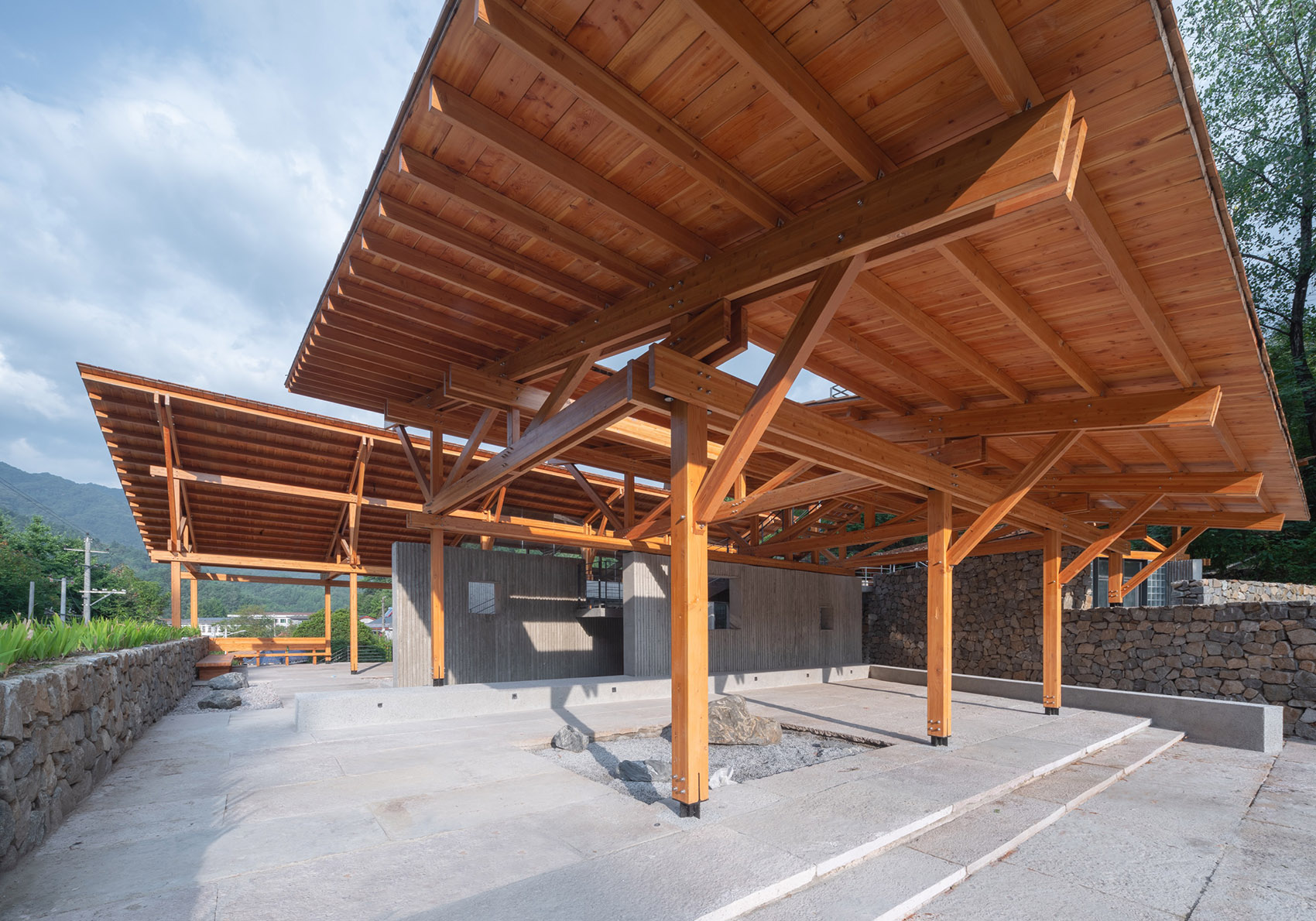 Multifunctional Service Center of Liuba Mountain Scenic Area by Shulin ...