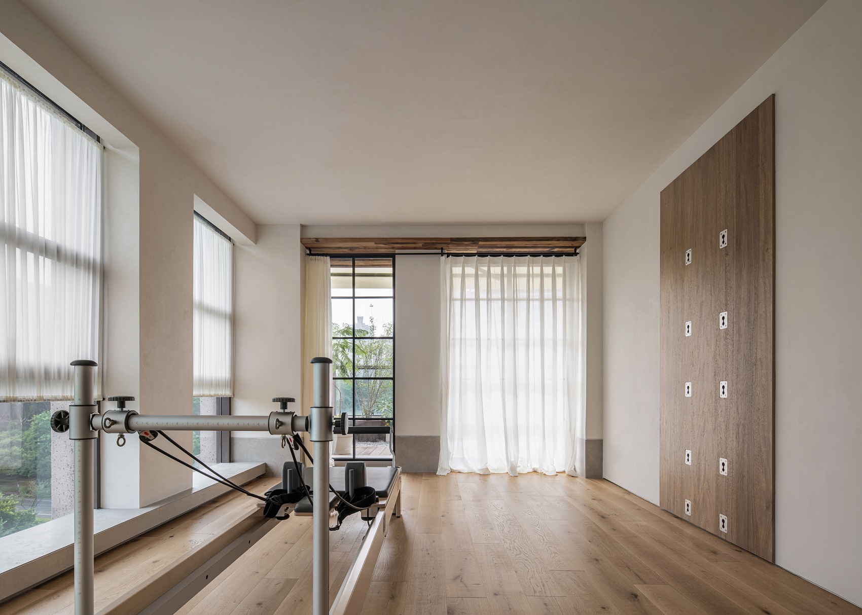 Hello White Yoga by Geemo Design - 谷德设计网