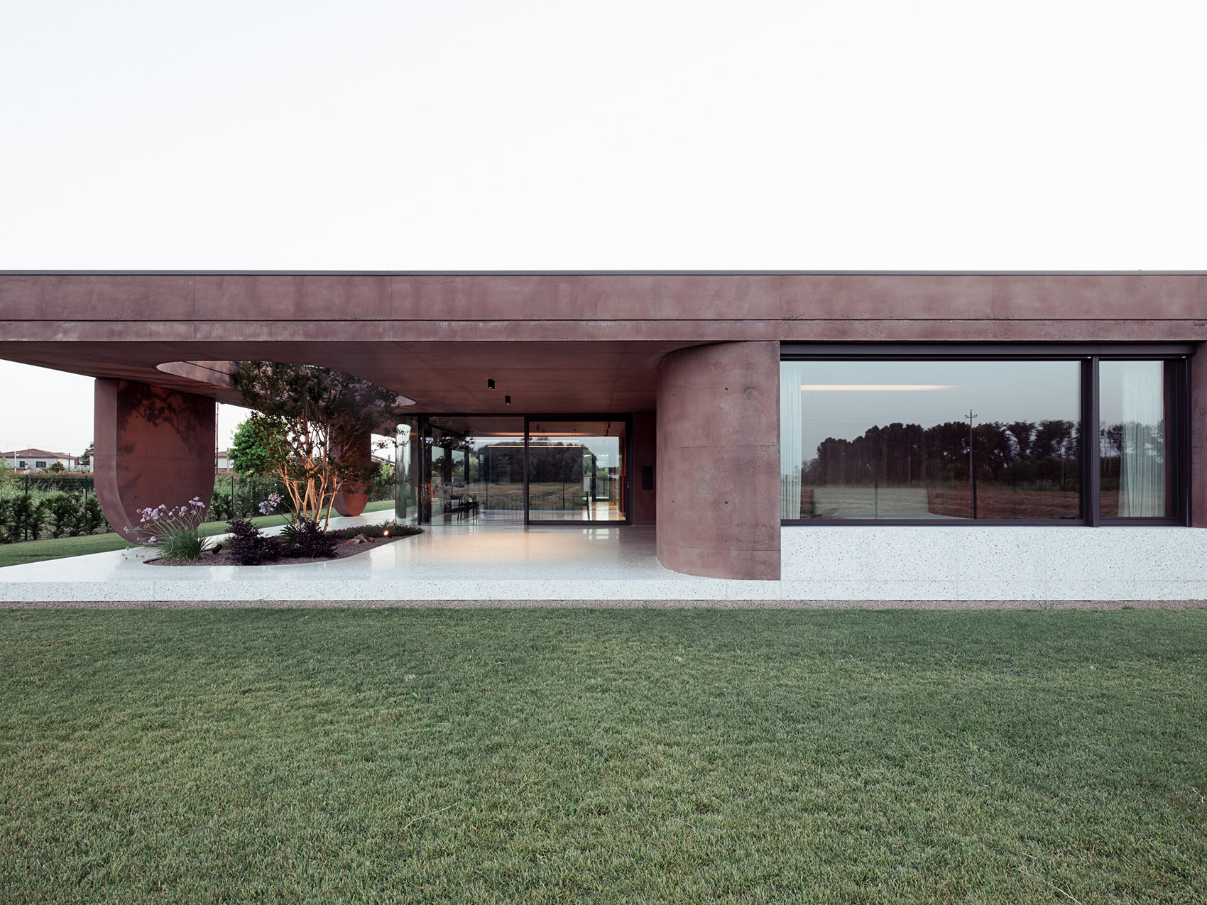 211_ House with a large porch by MIDE architetti - 谷德设计网