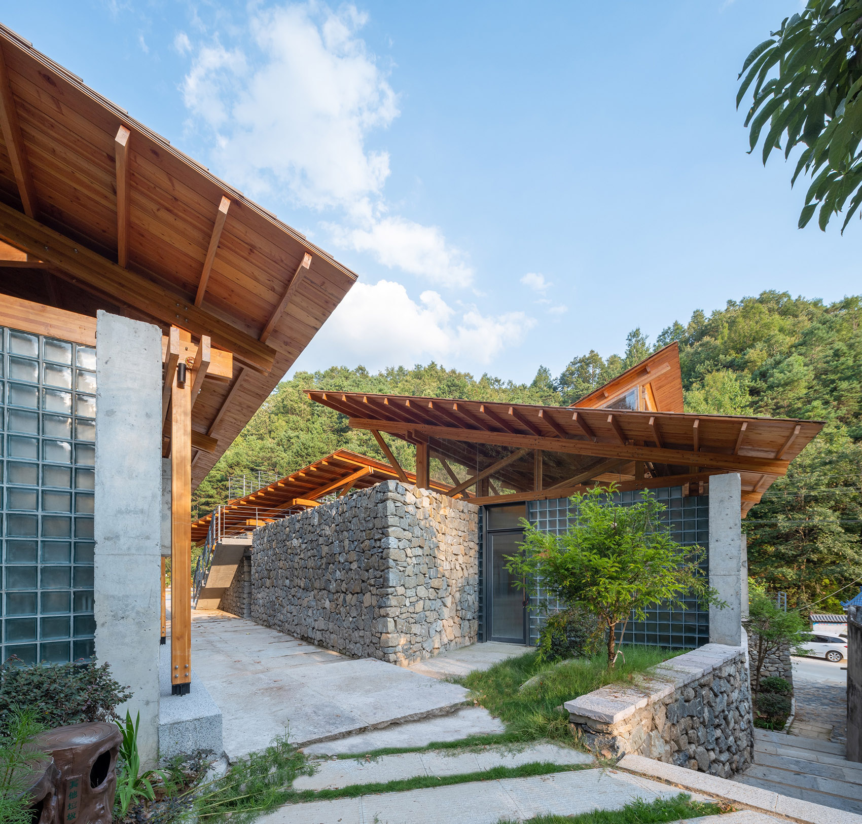 Multifunctional Service Center of Liuba Mountain Scenic Area by Shulin ...
