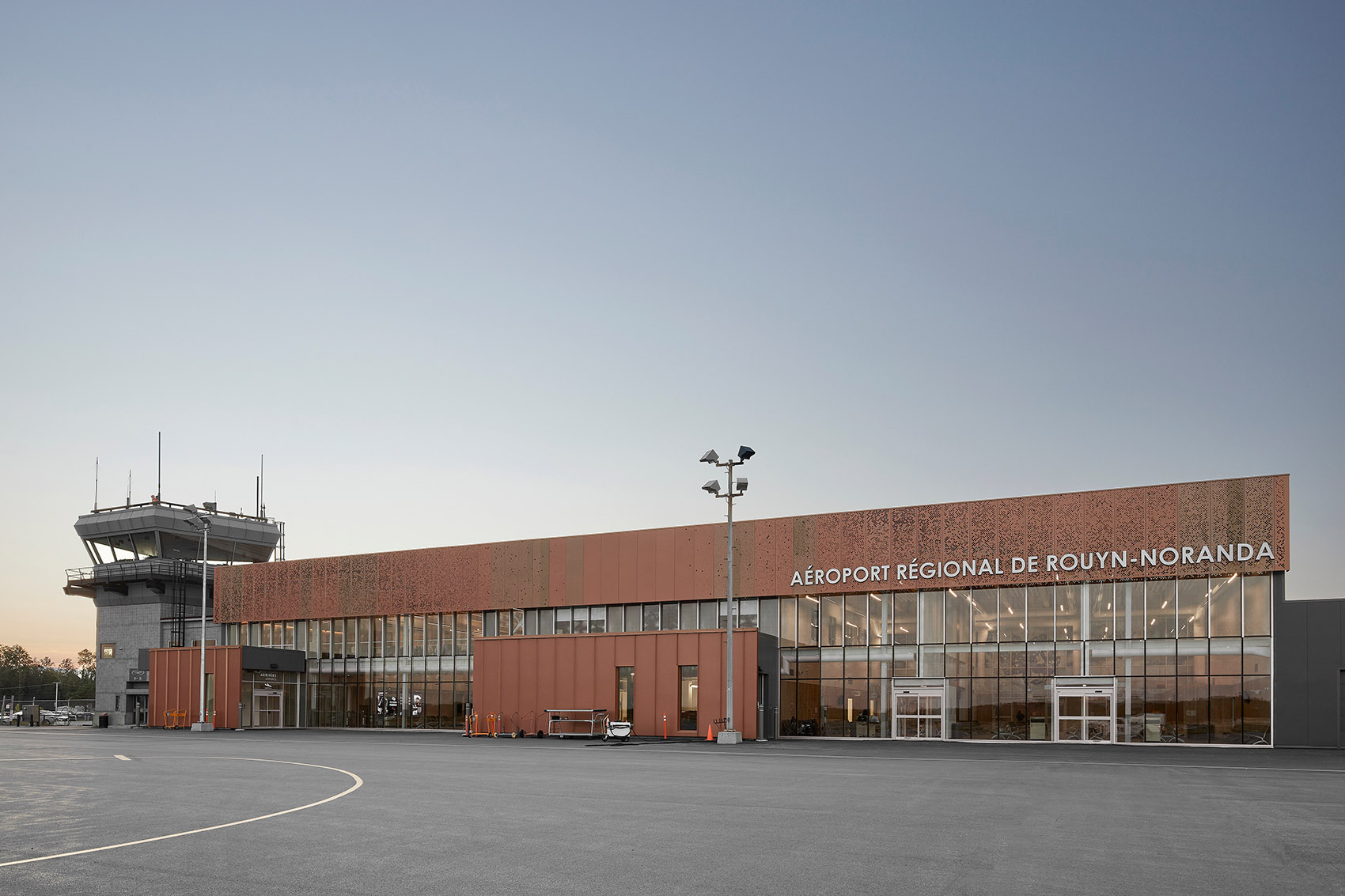 A New Air Terminal for the Rouyn-Noranda Airport by EVOQ + ARTCAD - 谷德设计网