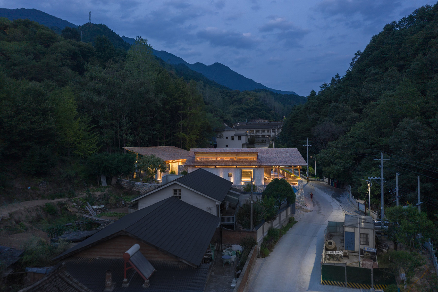 Multifunctional Service Center of Liuba Mountain Scenic Area by Shulin ...