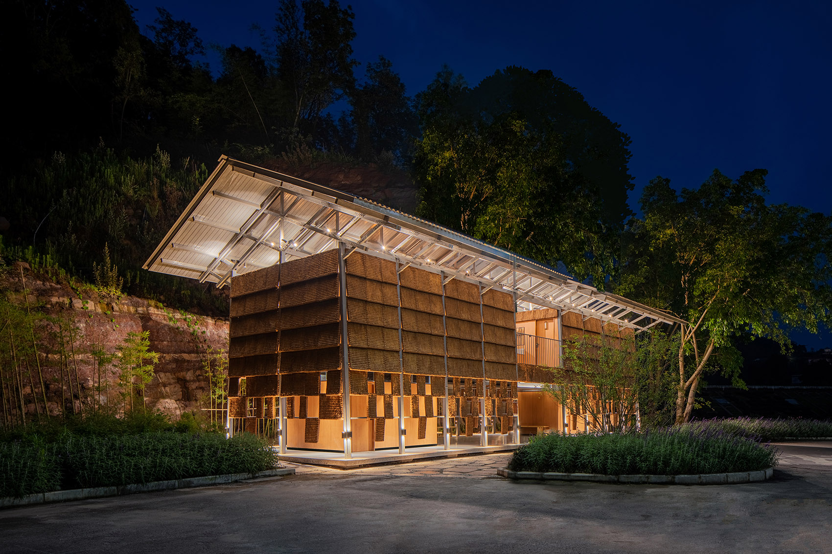 Palm Toilet Facing the Sea of Flowers by Zaixing Architectural Desgin ...