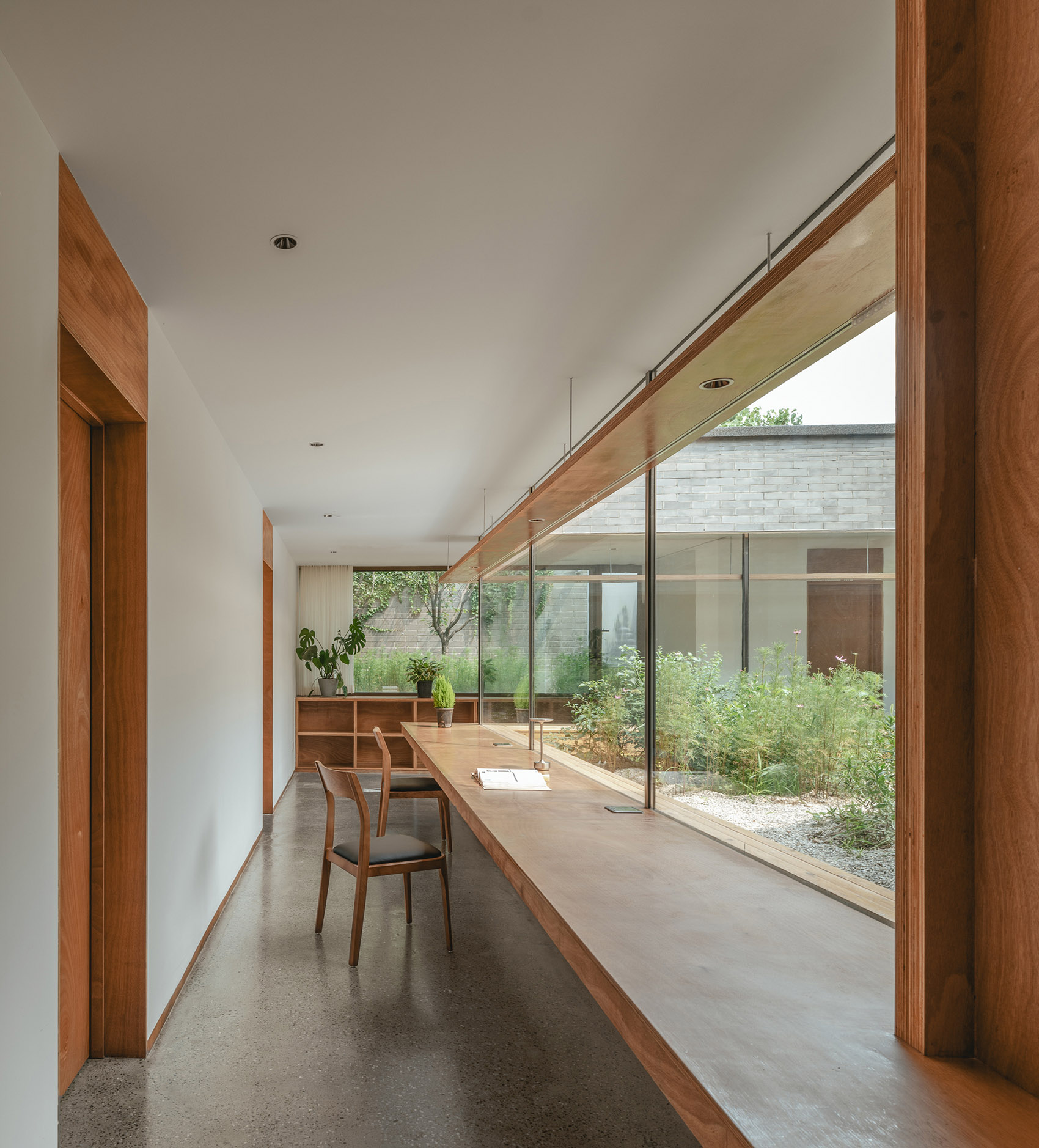 House under the boat by Chaoffice - 谷德设计网