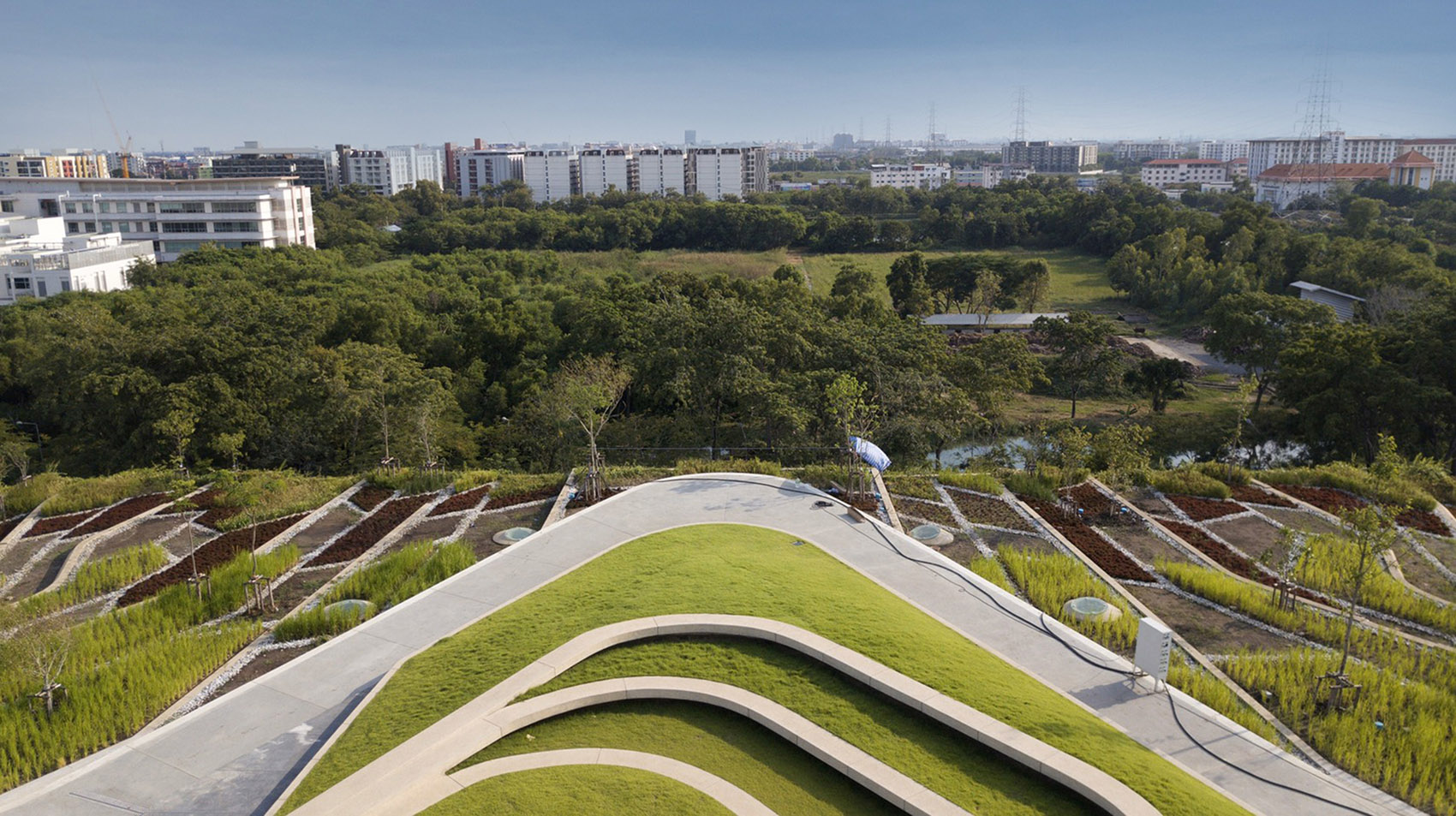 Puey Ungpahakorn Centenary Hall by Arsomsilp Community and ...