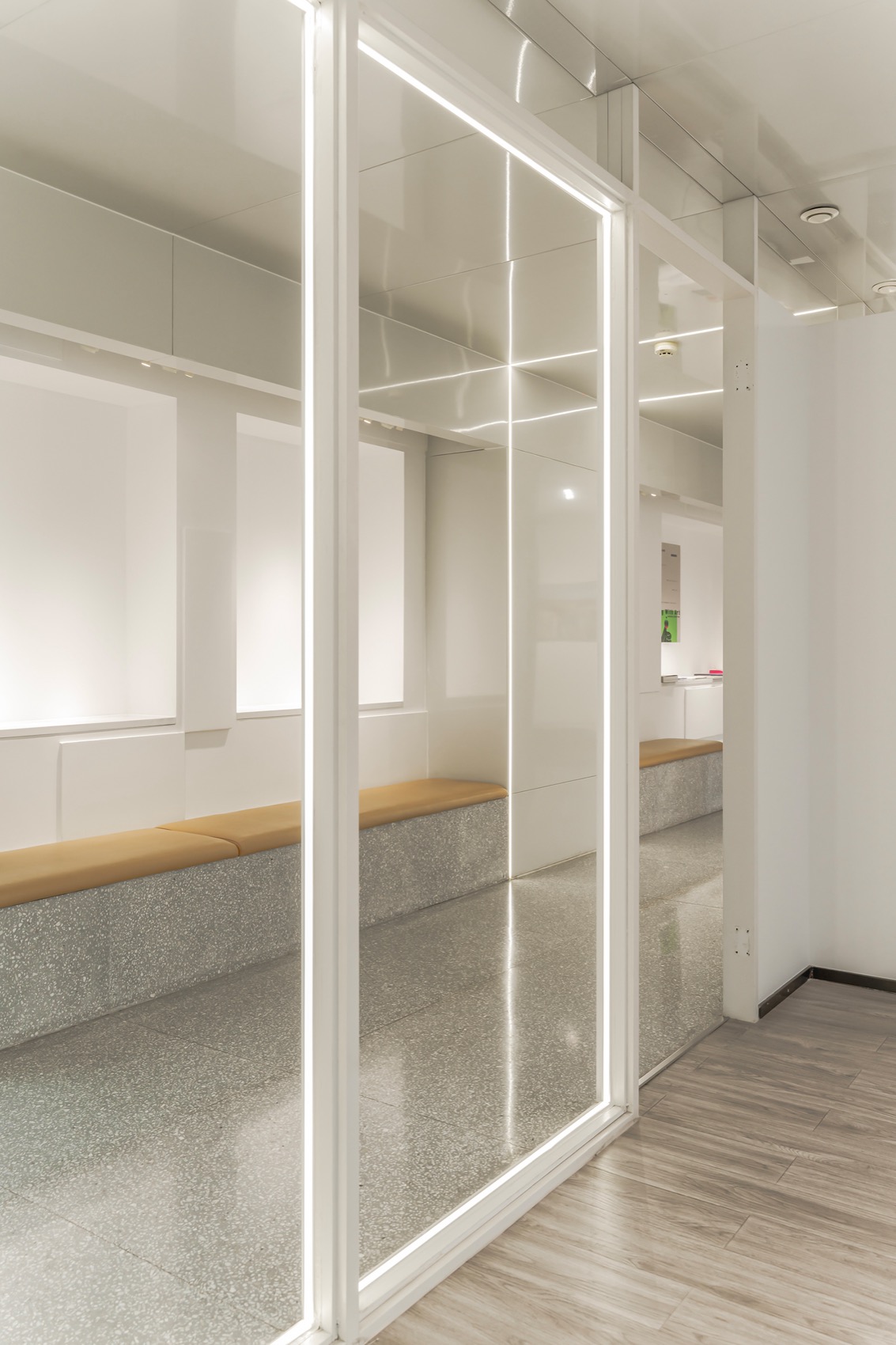 Thanks Art Gallery by Outlooker Design - 谷德设计网