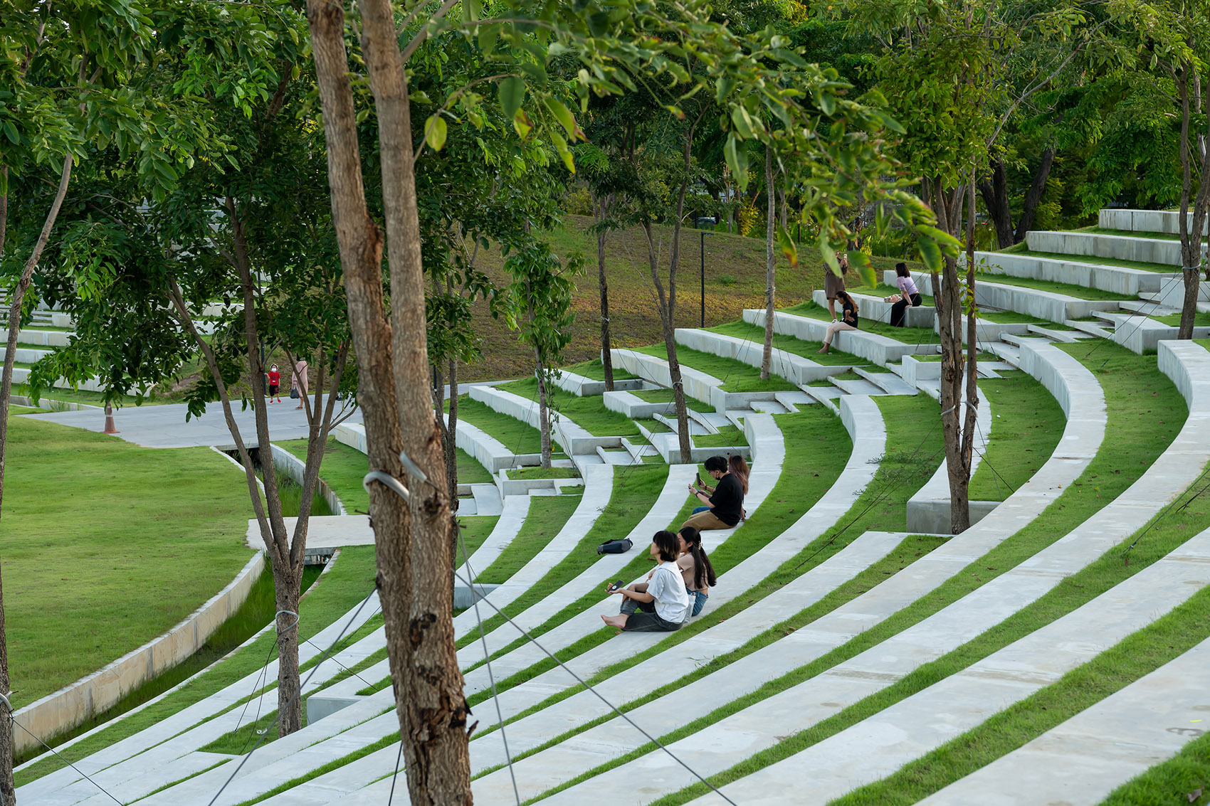 Benjakitti Forest Park by Turenscape (design consultant) / Arsomsilp ...