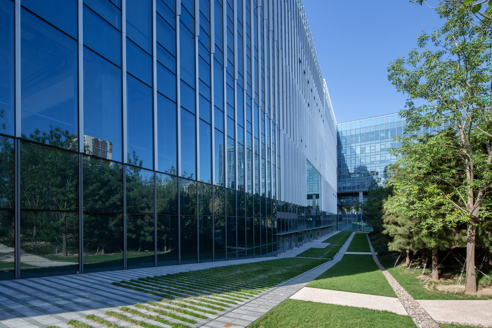 Landscape architecture design of Lei Shing Hong Center, Beijing by R ...