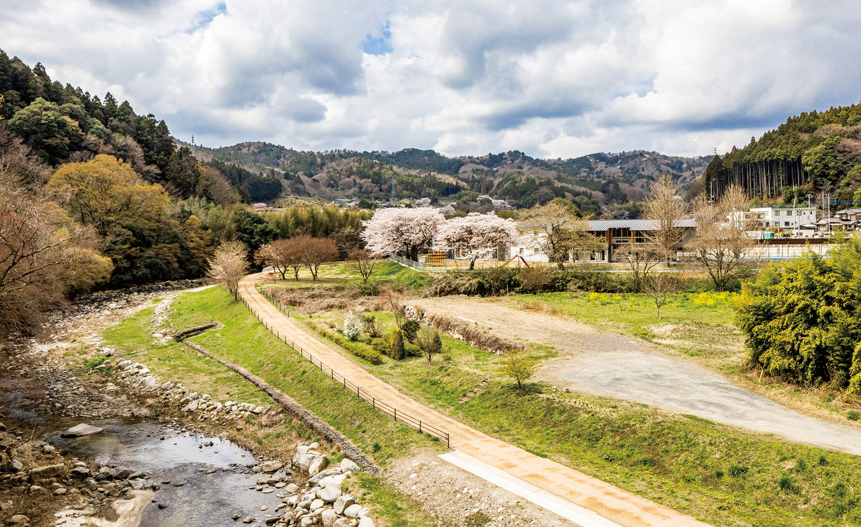 Hitachi City Nakazato Elementary and Junior High School by MIKAMI ...