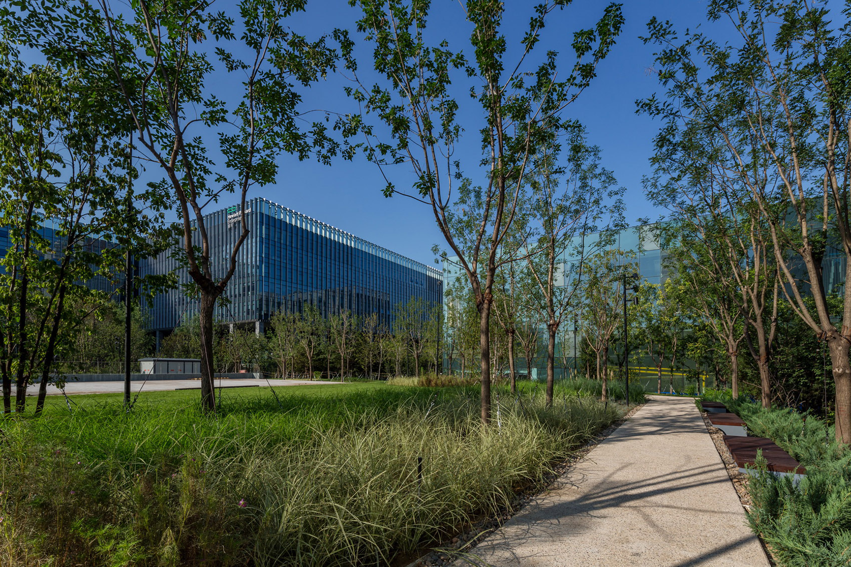 Landscape architecture design of Lei Shing Hong Center, Beijing by R ...