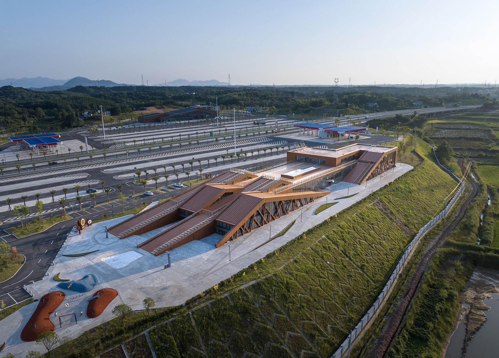 Miluo Highway Service Center, China by Hunan Provincial Communications ...
