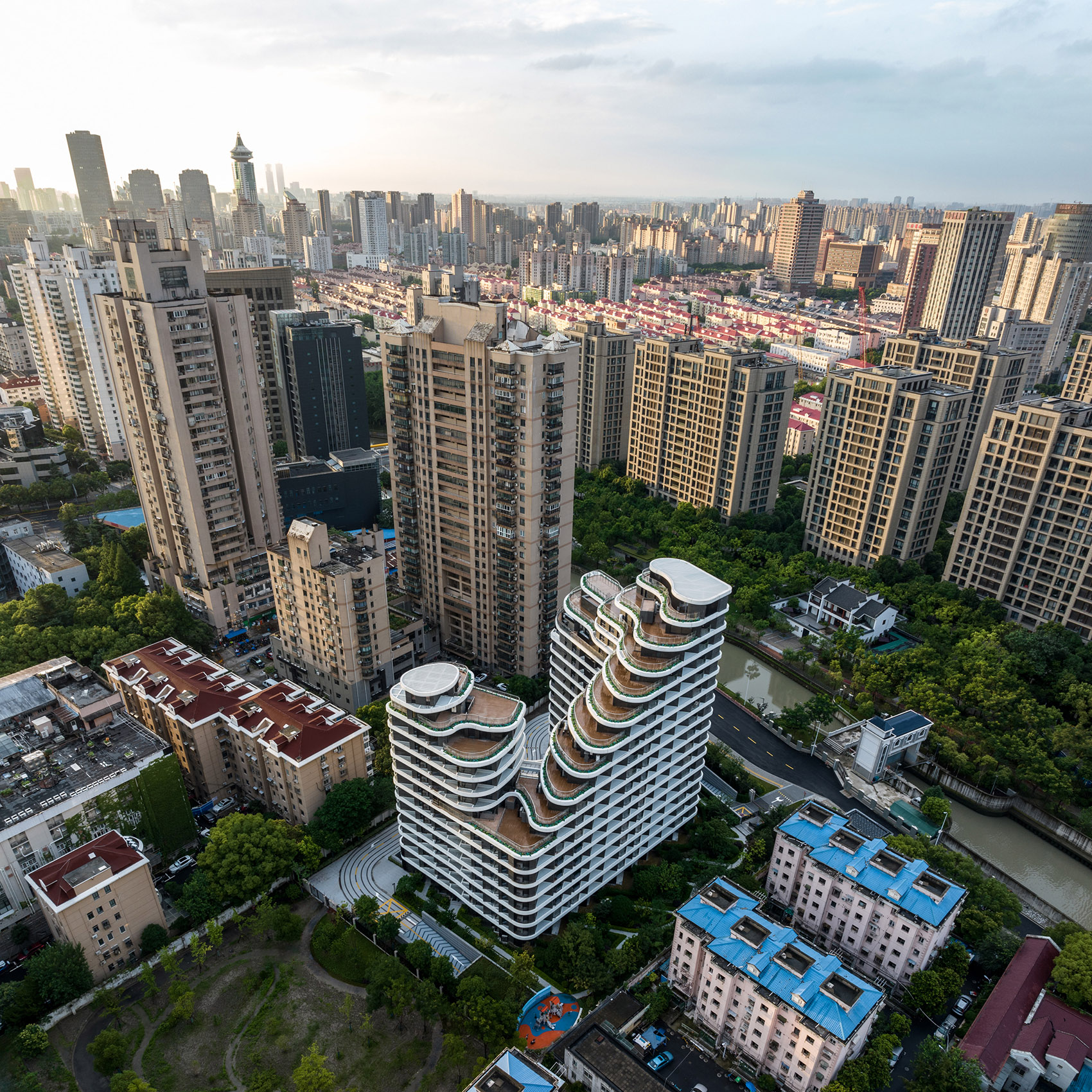 K. Wah Riverside E18 Residence in Pudong, Shanghai by Atelier Ping Jiang, EID Arch + Tianhua ...